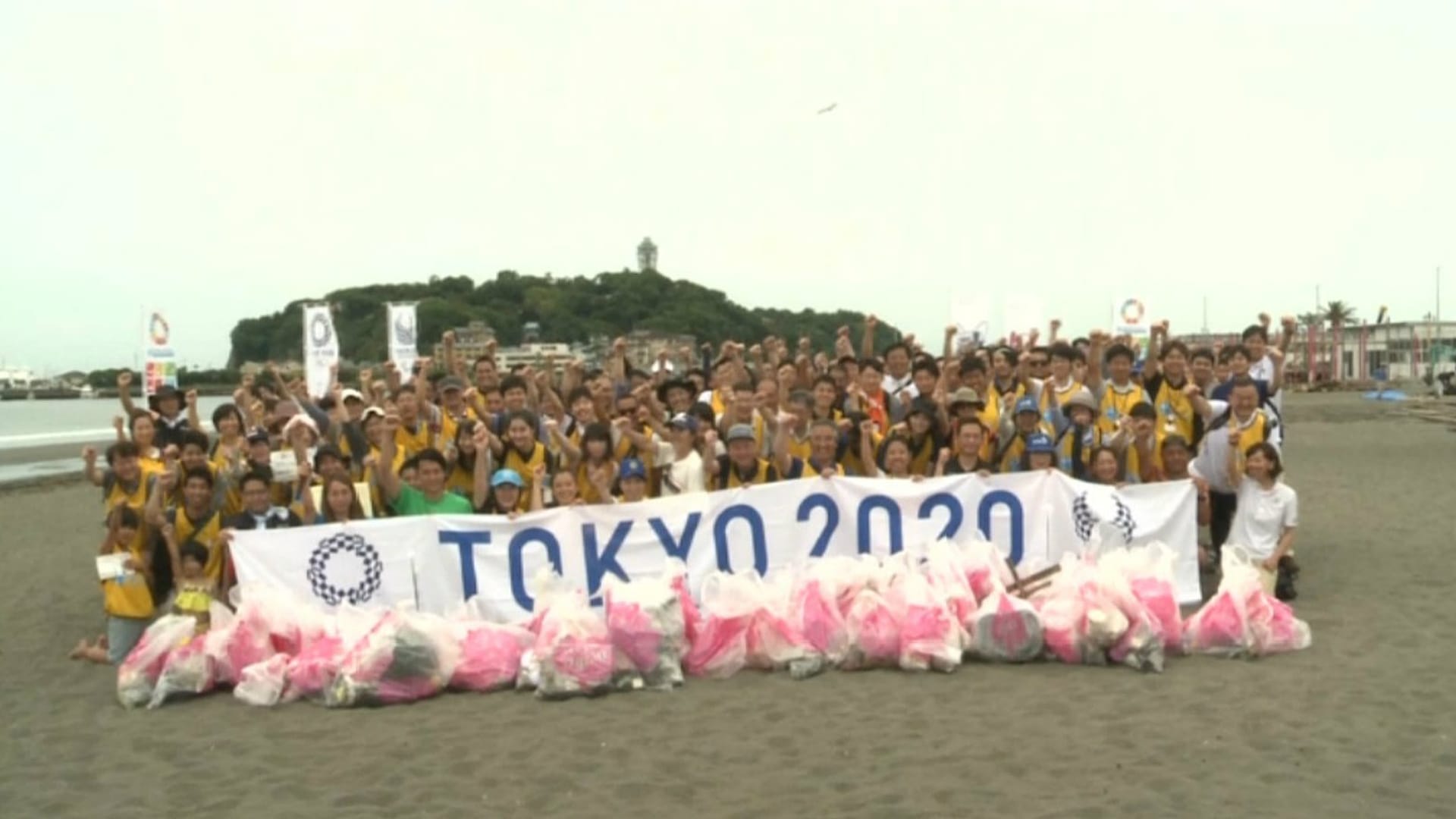 Teams compete to pick up trash on Tokyo 2020 Olympic beach | Euronews