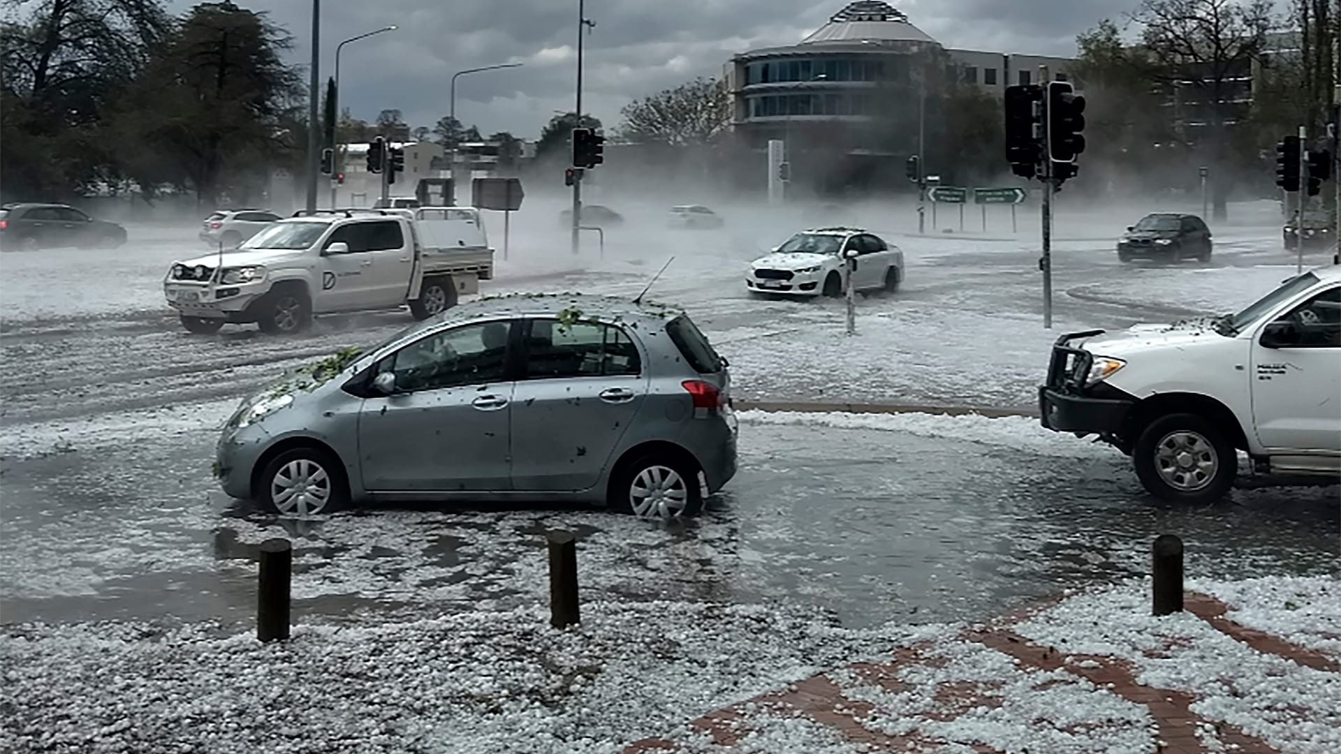 Video. Powerful hail storm and major dust storms in Australia | Euronews
