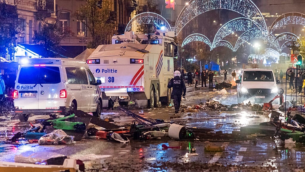 Fans clash with police in The Hague after Morocco World Cup victory ...