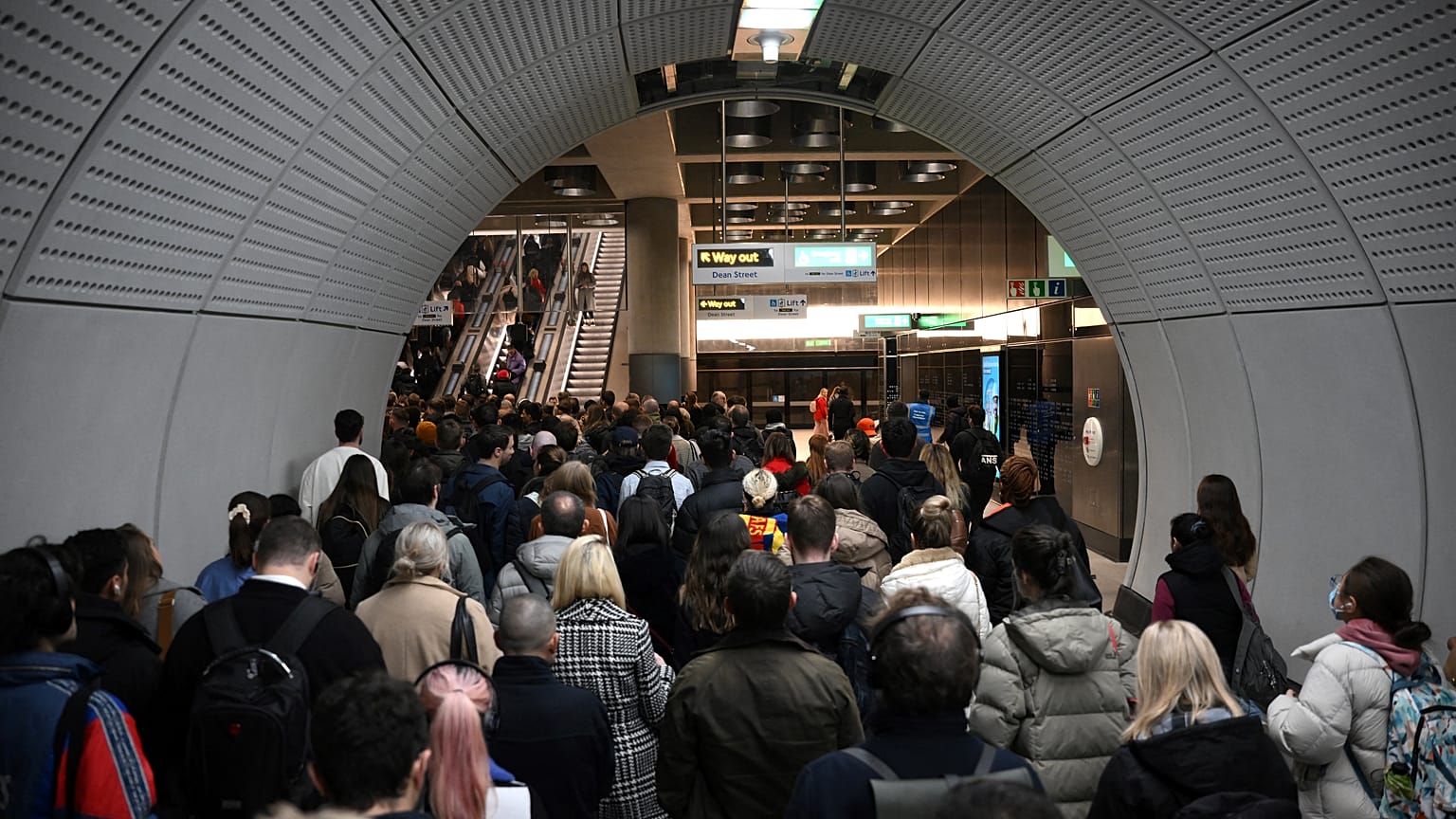 Charles und Camilla machen Bahndurchsage fürs Krönungswochenende | Euronews