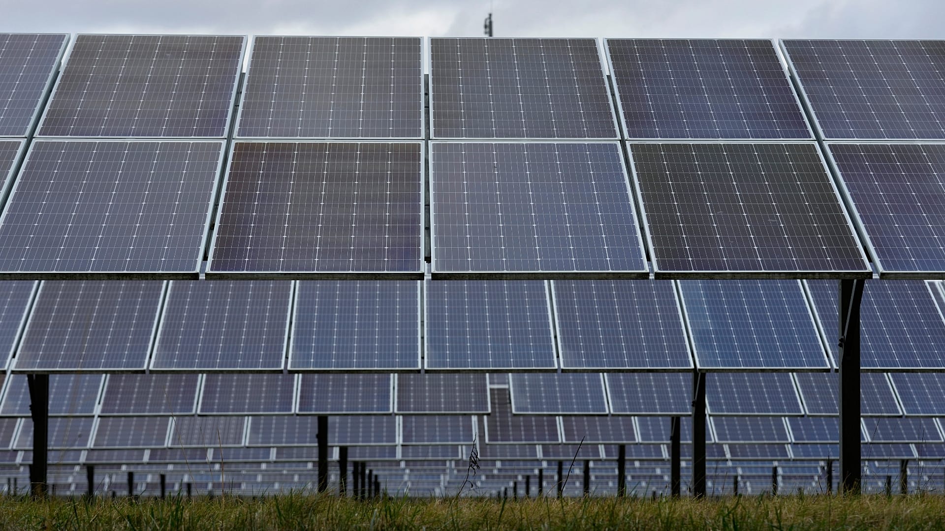 ‘Clean energy is moving fast’: Solar set to overtake oil in investments ...