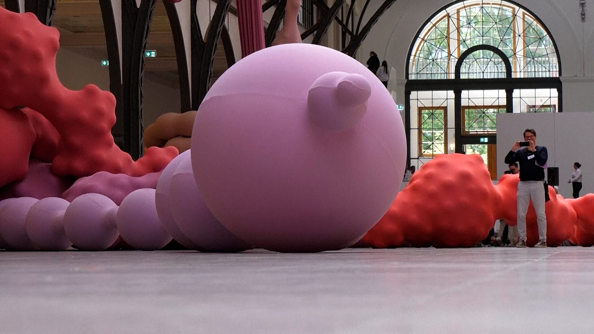 'Living and breathing' giant sculptures takeover Berlin's Hamburger ...