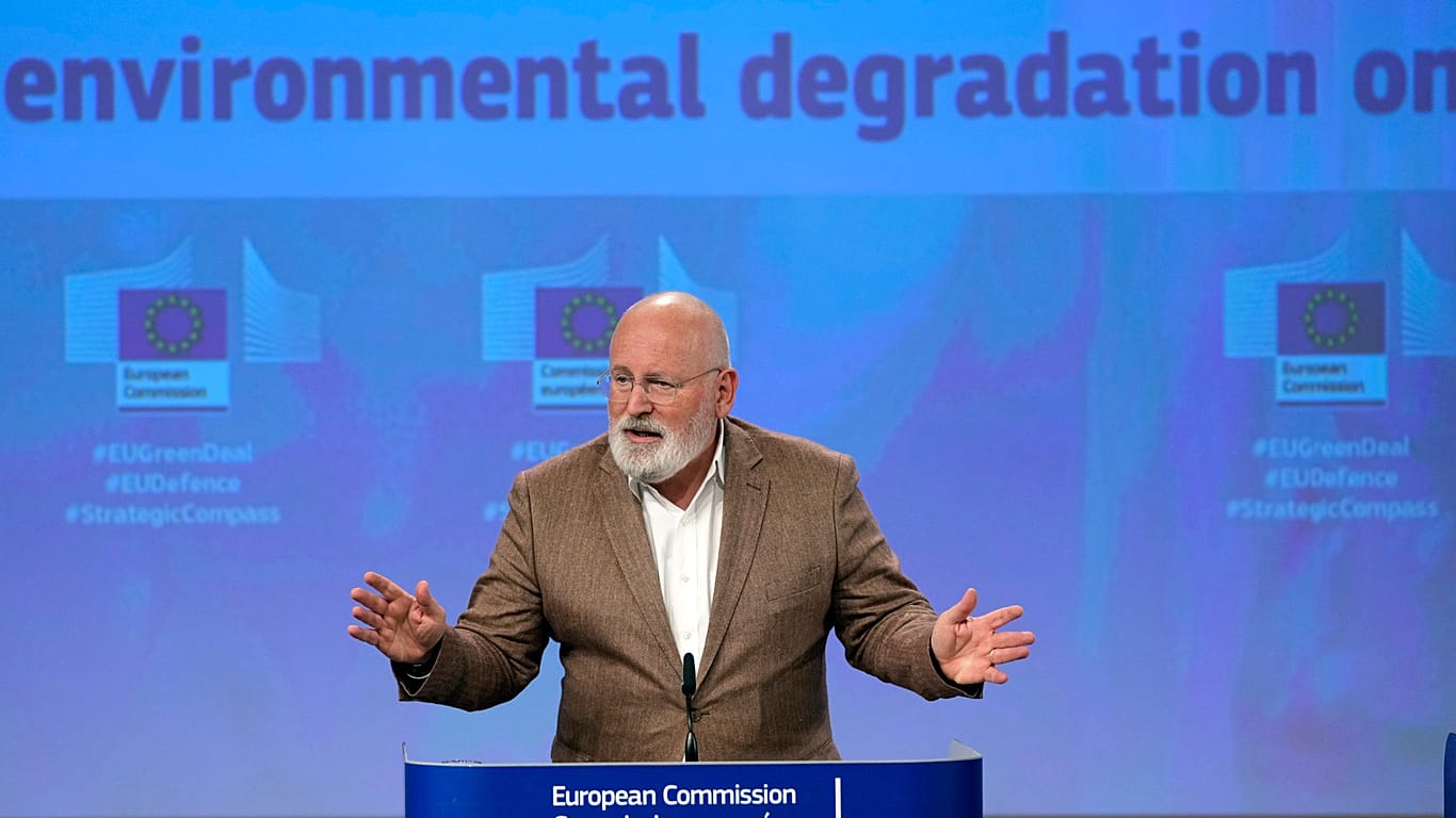 Frans Timmermans resigns from key EU Commission job in bid to become ...