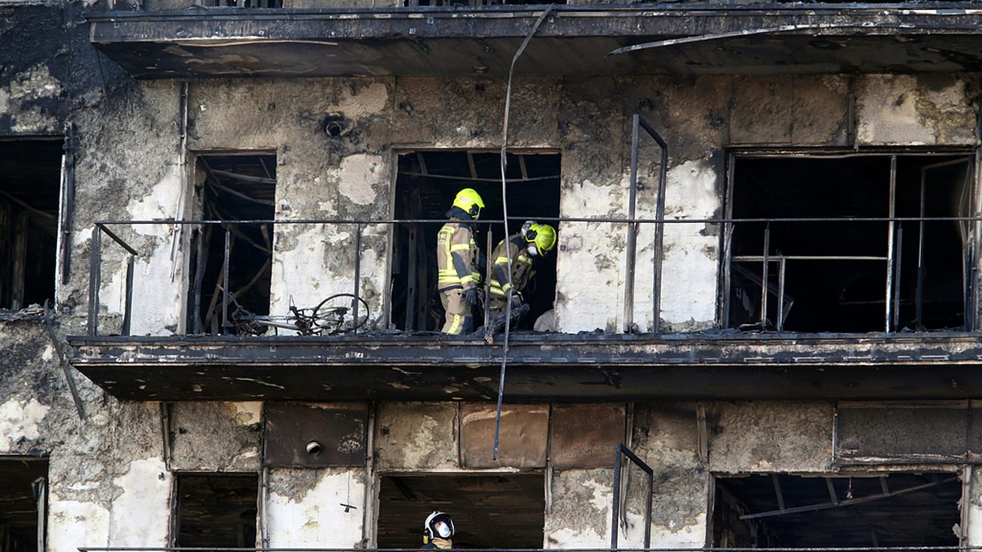 At least 10 people dead in Valencia high-rise building fire | Euronews