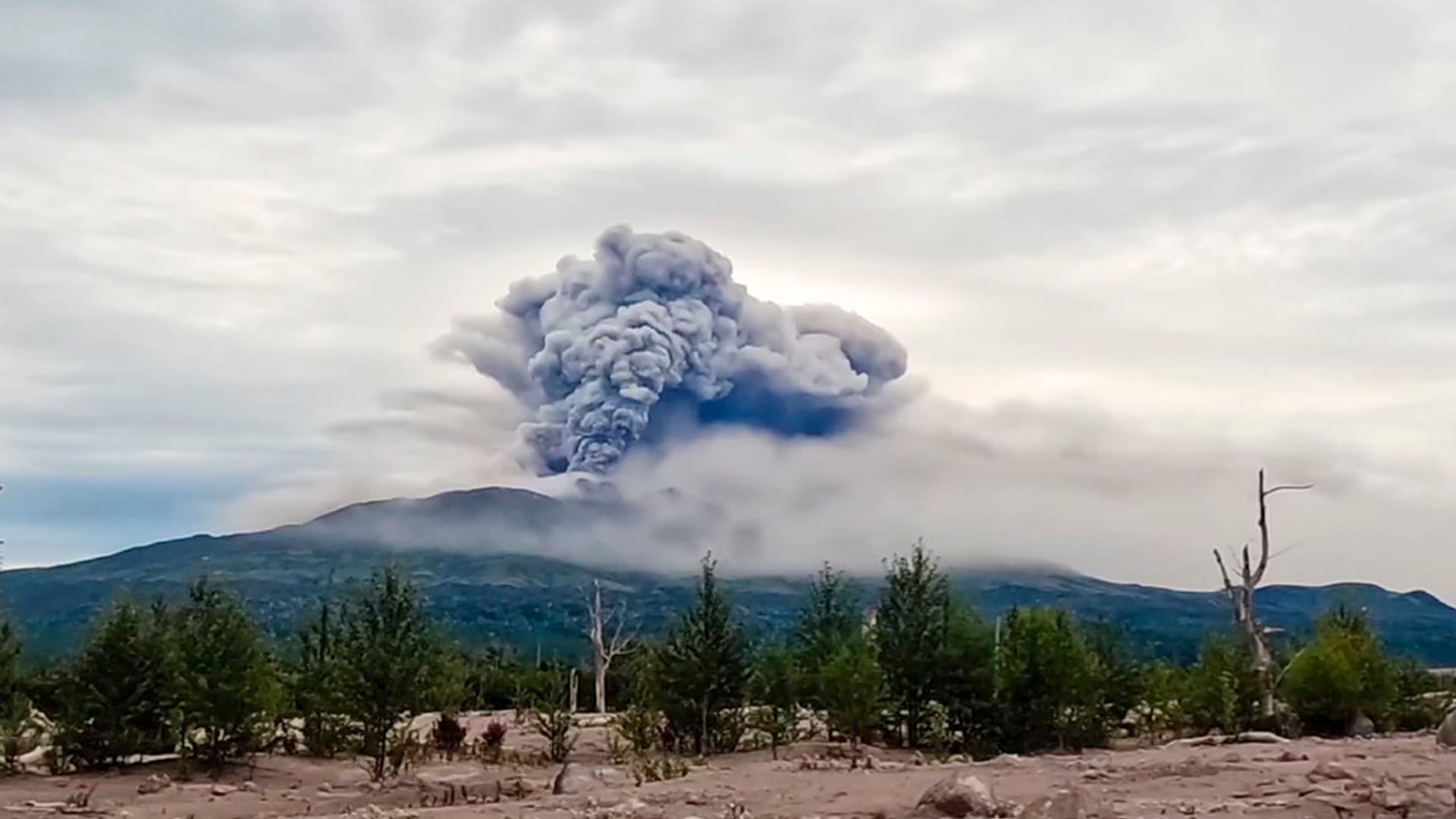 Powerful earthquake in Russia's Far East triggers volcanic eruption ...
