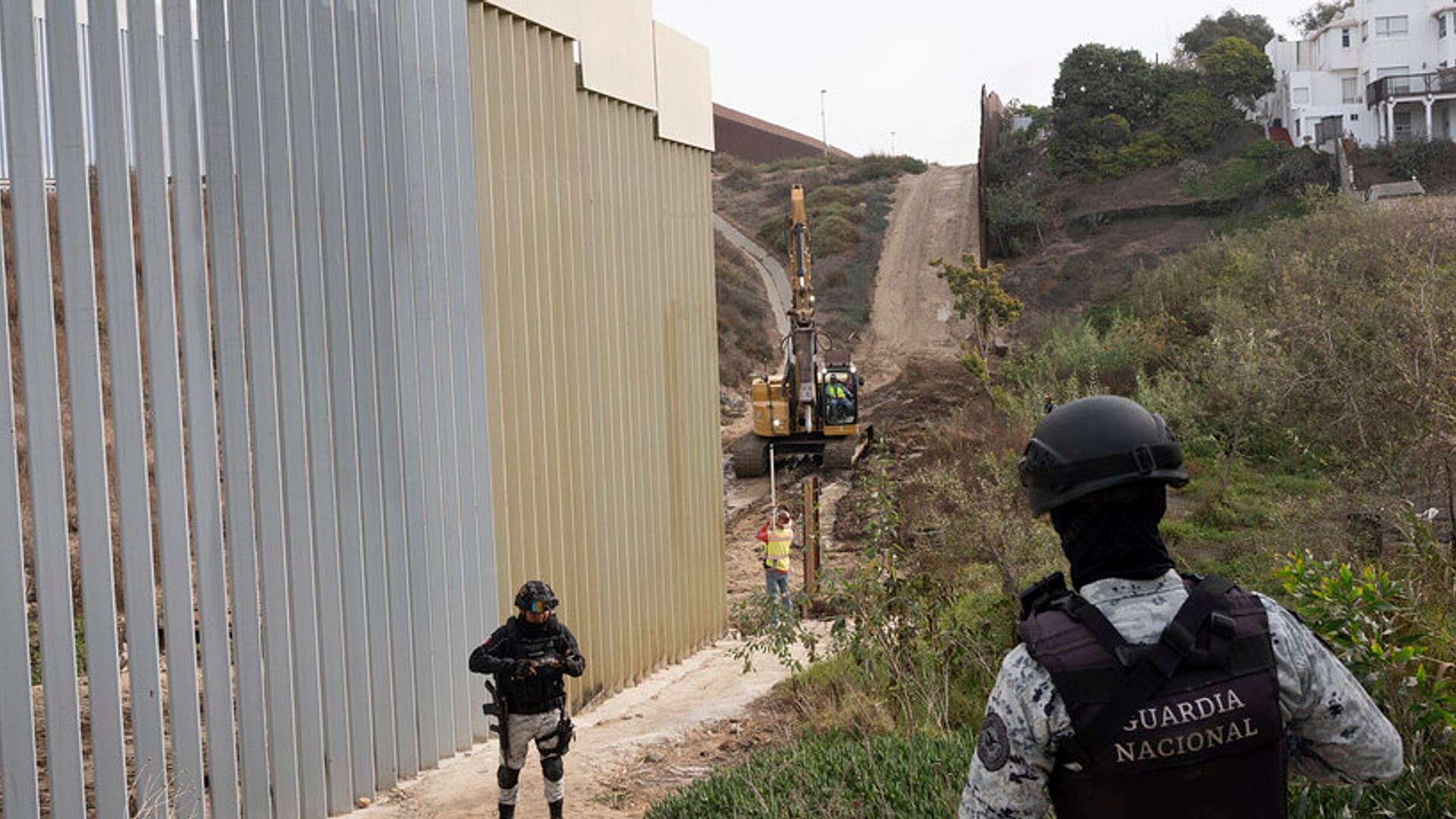 The Pentagon is sending 1,500 active duty troops to help secure the ...