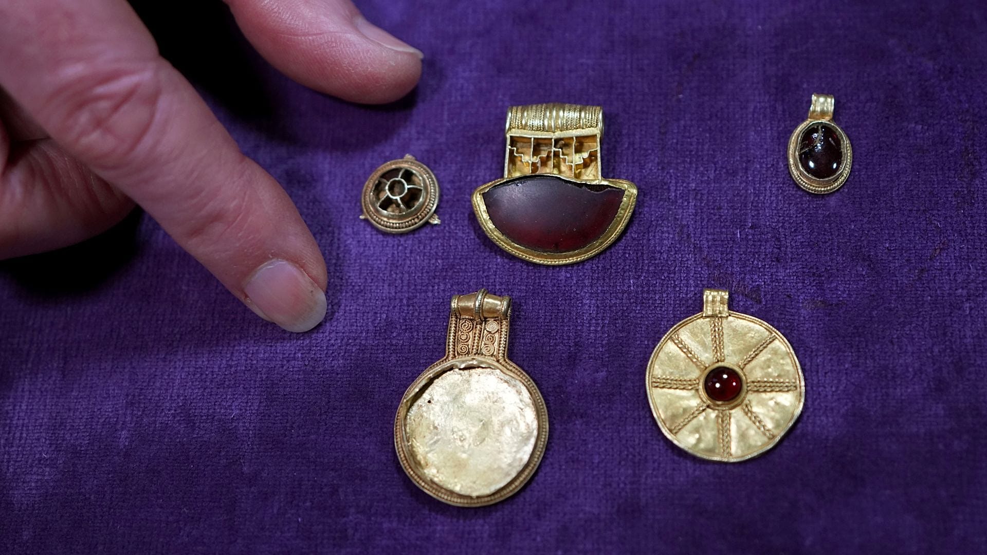 Video. British Museum showcases spectacular public treasure hunter ...