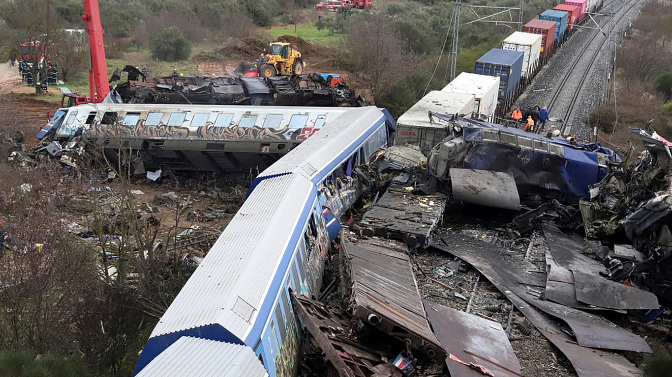 Report reveals Tempi train crash was a result of human error, outdated ...