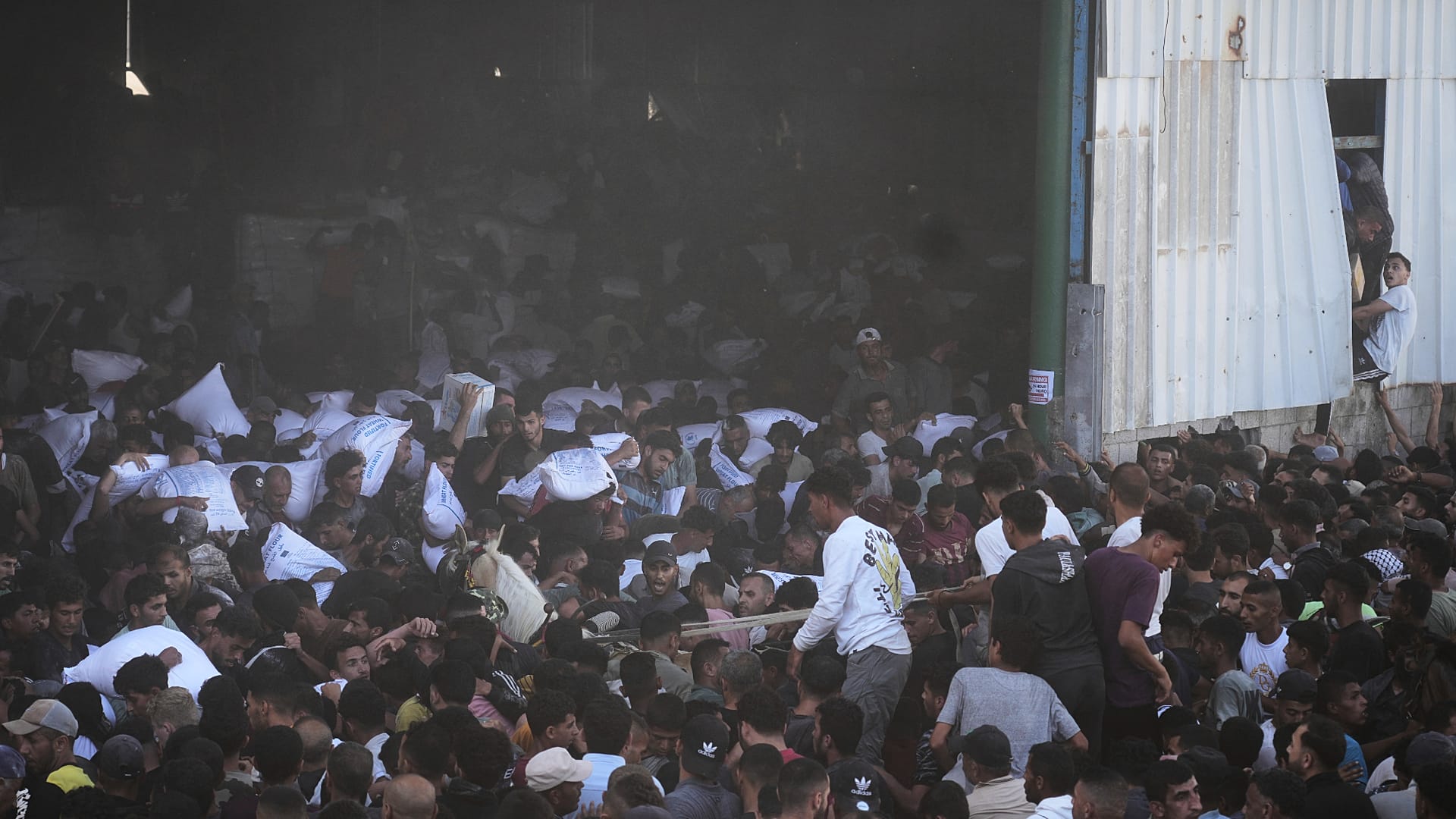 At least two killed after crowd rushes UN warehouse in Gaza | Euronews