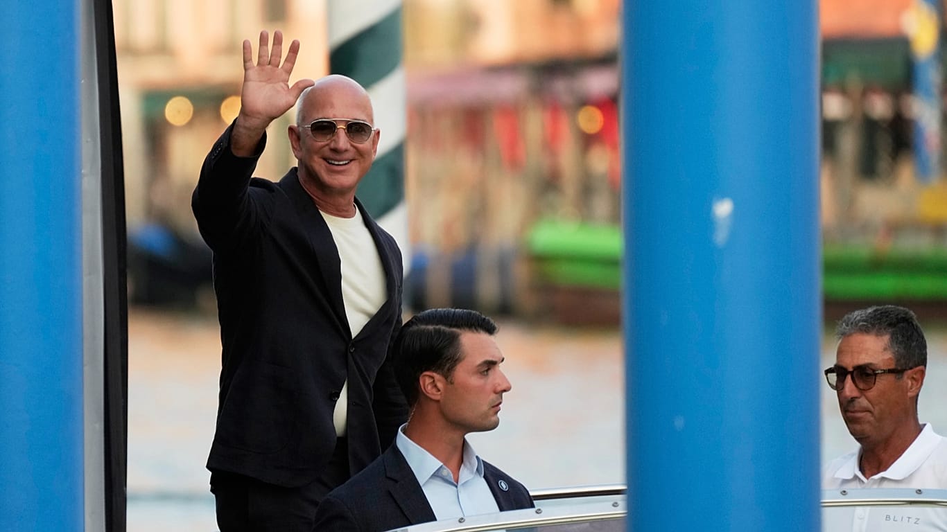 Jeff Bezos and Lauren Sánchez arrive in Venice as protests continue ...