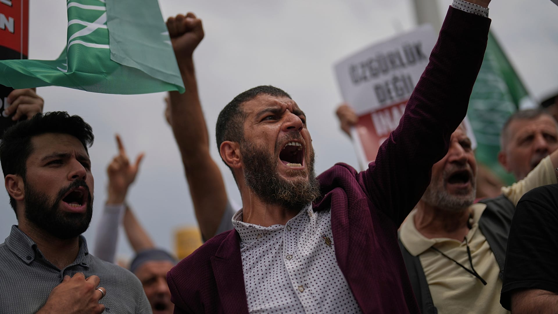 Video. Istanbul protesters target LeMan magazine over controversial ...