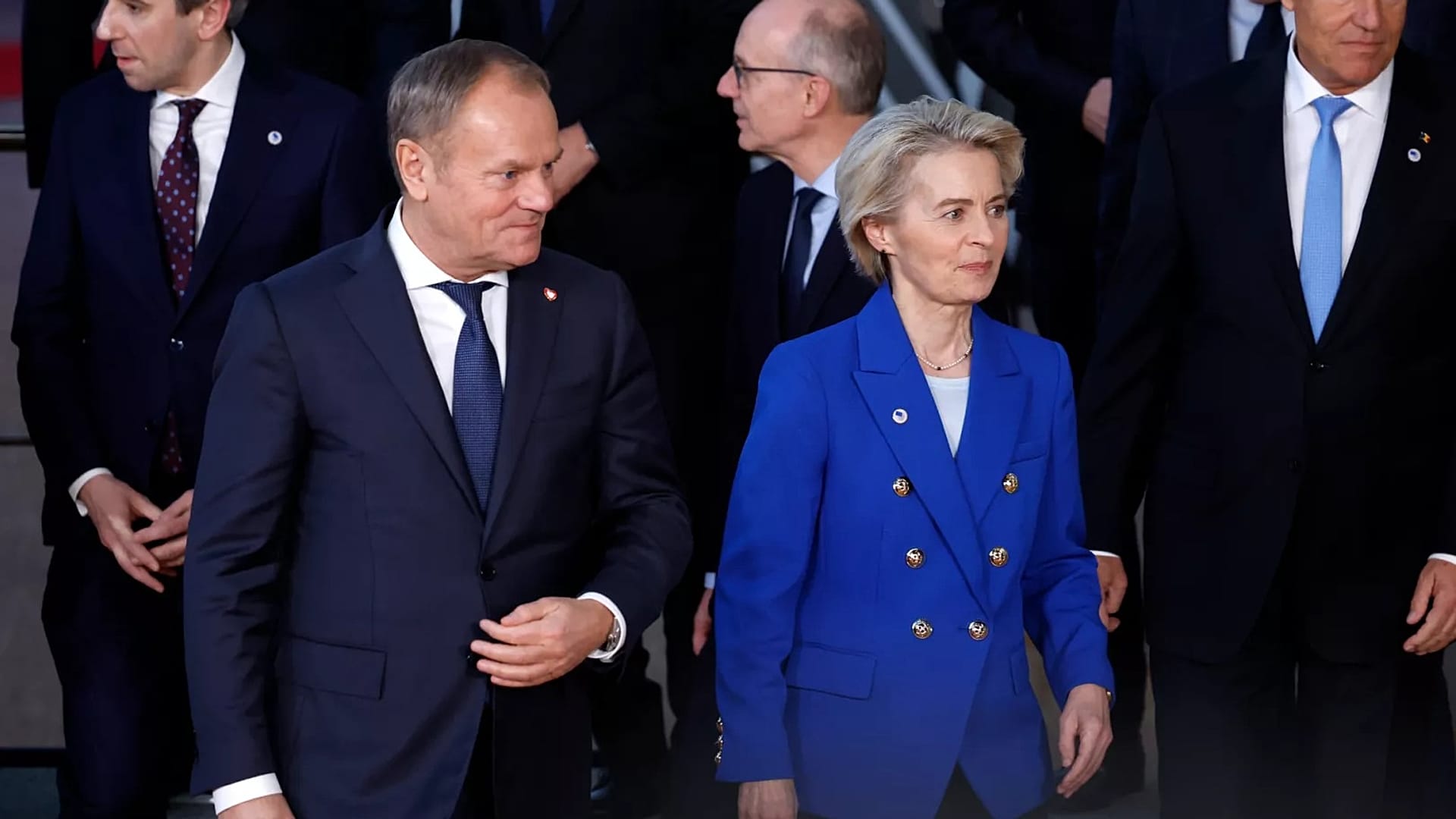 Wotum nieufności wobec Ursuli von der Leyen. Jak zagłosują Polacy? | Euronews