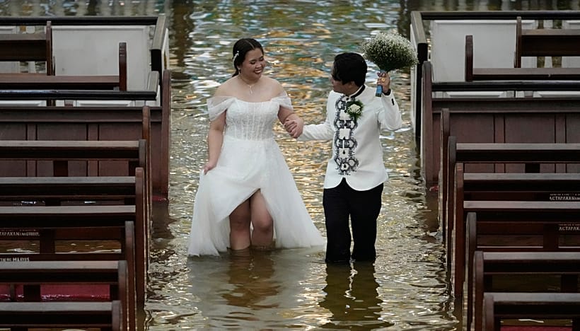 Video. Typhoon fails to stop wedding in flooded church in Philippines ...