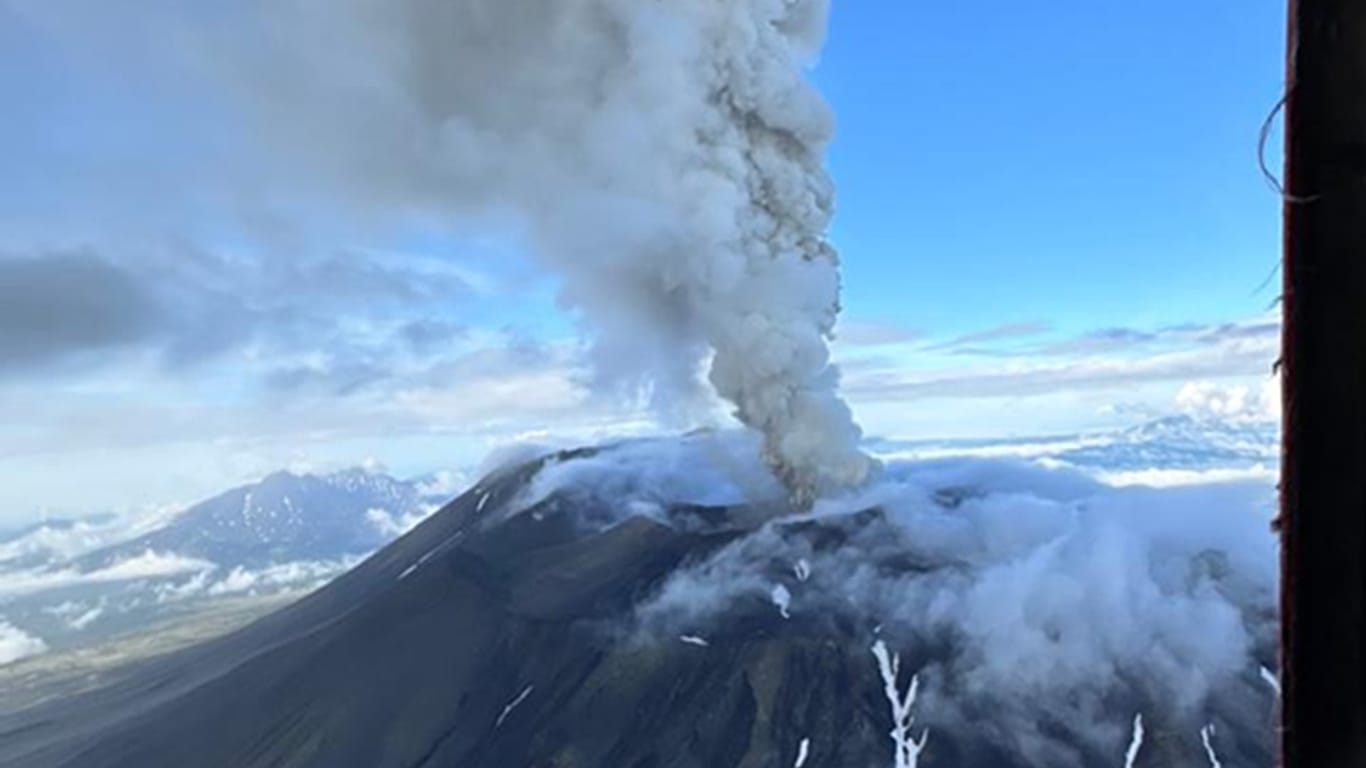 6 km hohe Rauchsäule: Russlands Vulkan Krascheninnikow in Kamtschatka ...