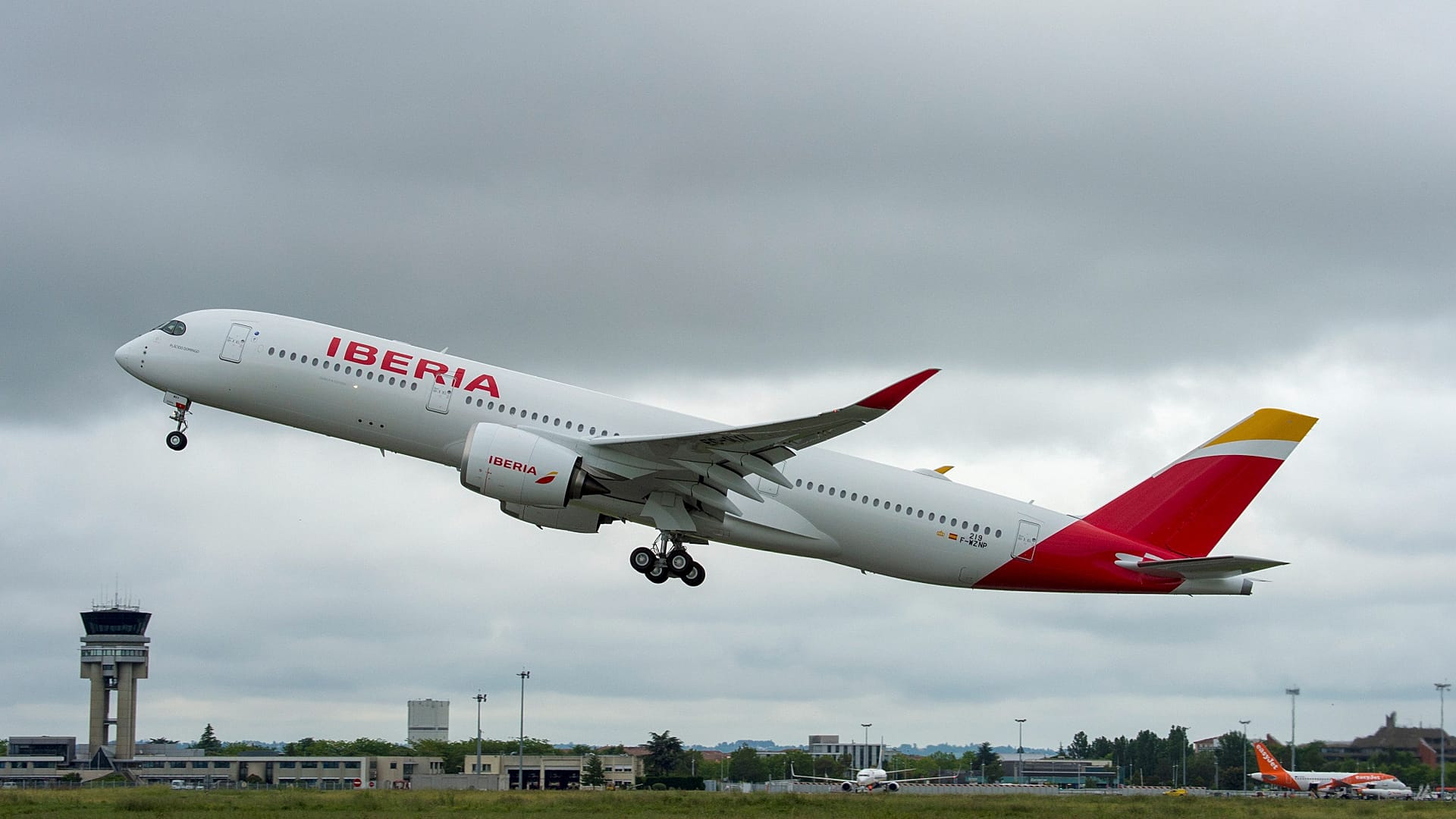 Un avión de Iberia aterriza de emergencia por una colisión con aves ...