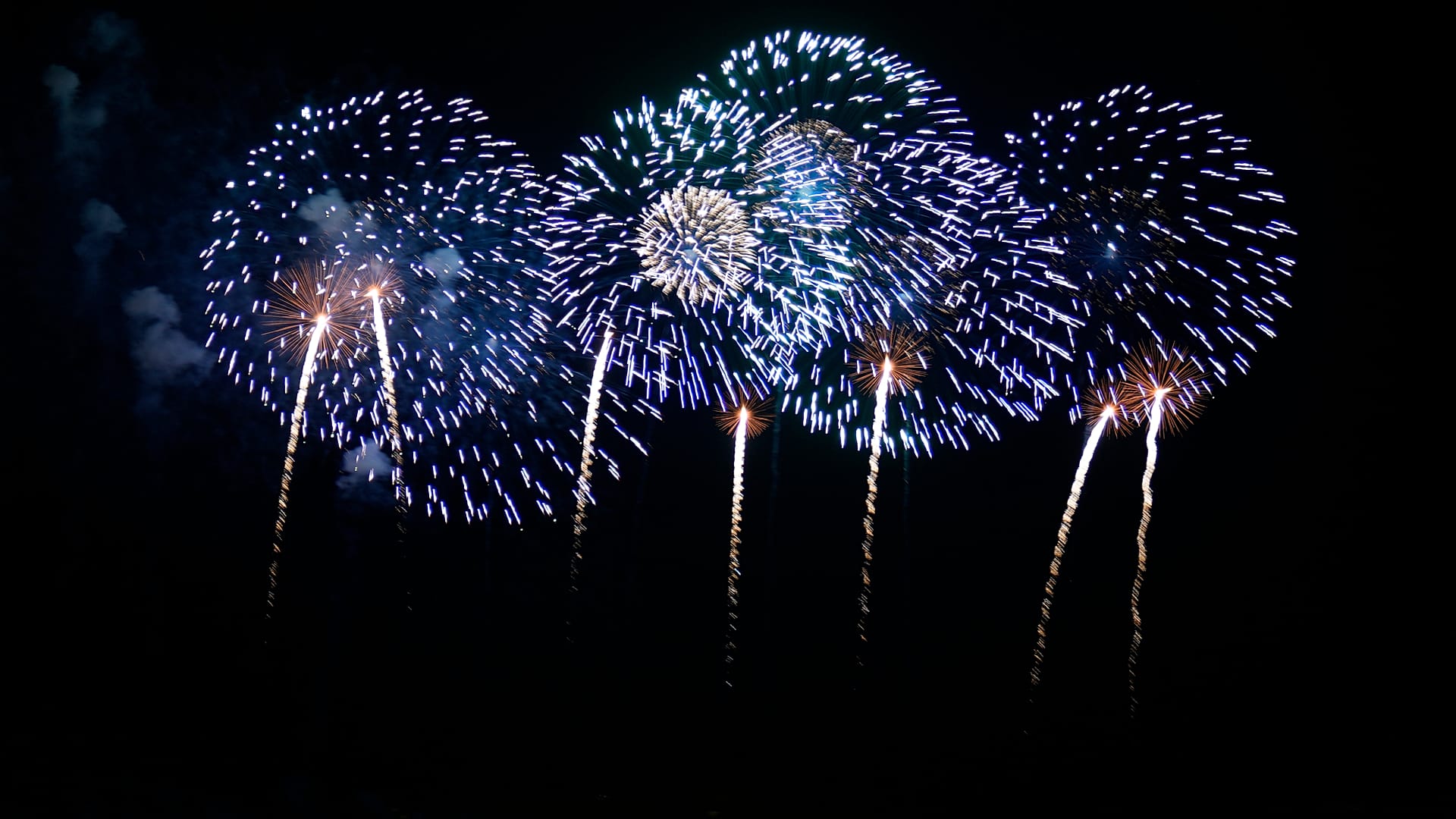 Vídeo. Dos barcos de fuegos artificiales se incendian en un festival de Japón | Euronews