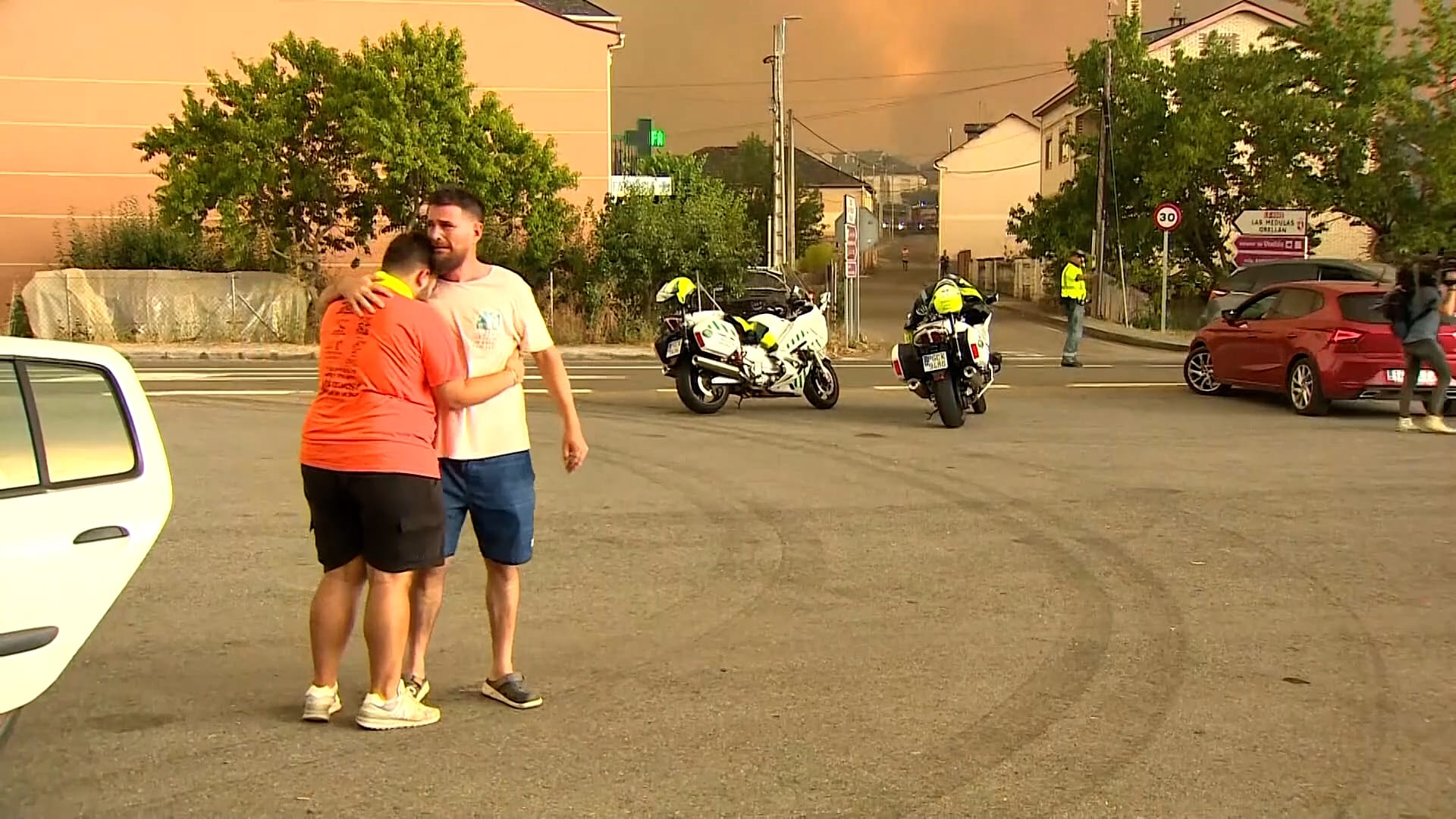 Video. Winds and heat intensify wildfires in Spain’s León province ...