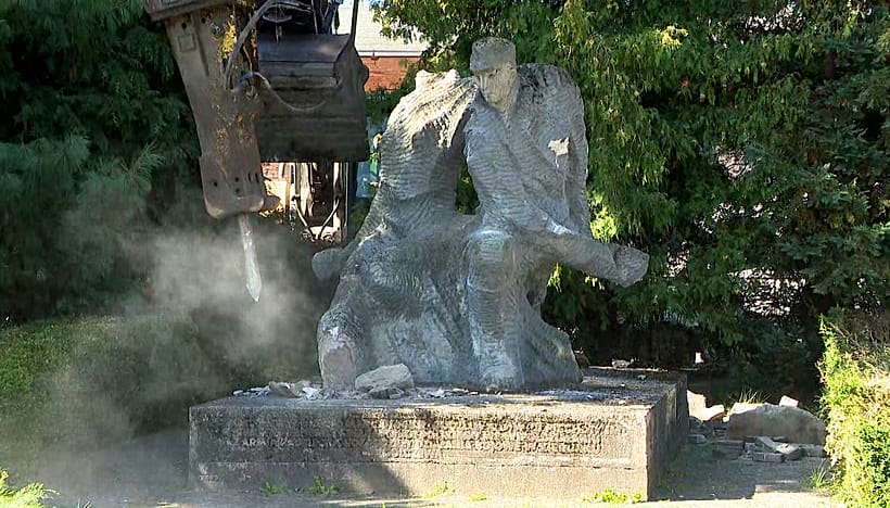 Video. Monument taken down in Poland under communist symbols law | Euronews