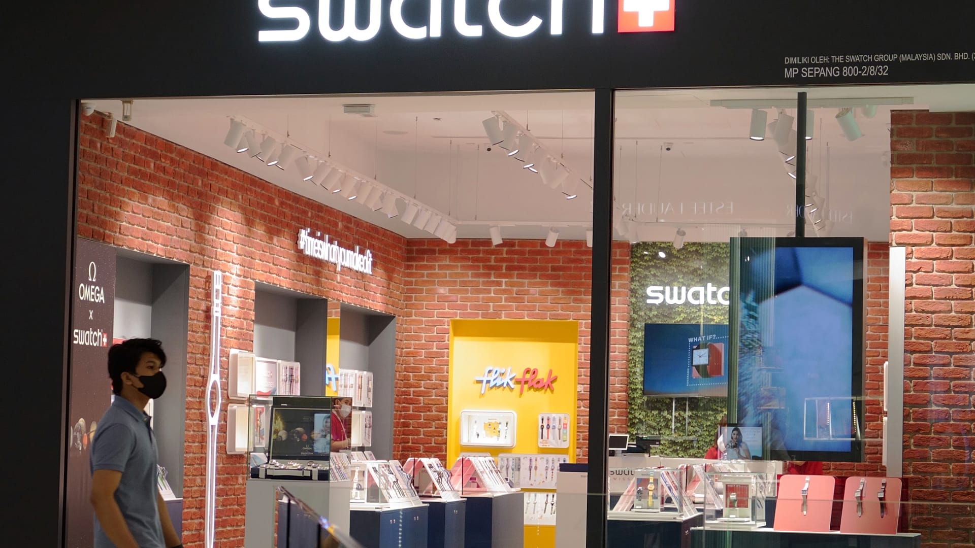 Swatch si scusa per la campagna accusata di razzismo in Cina: crollano ...