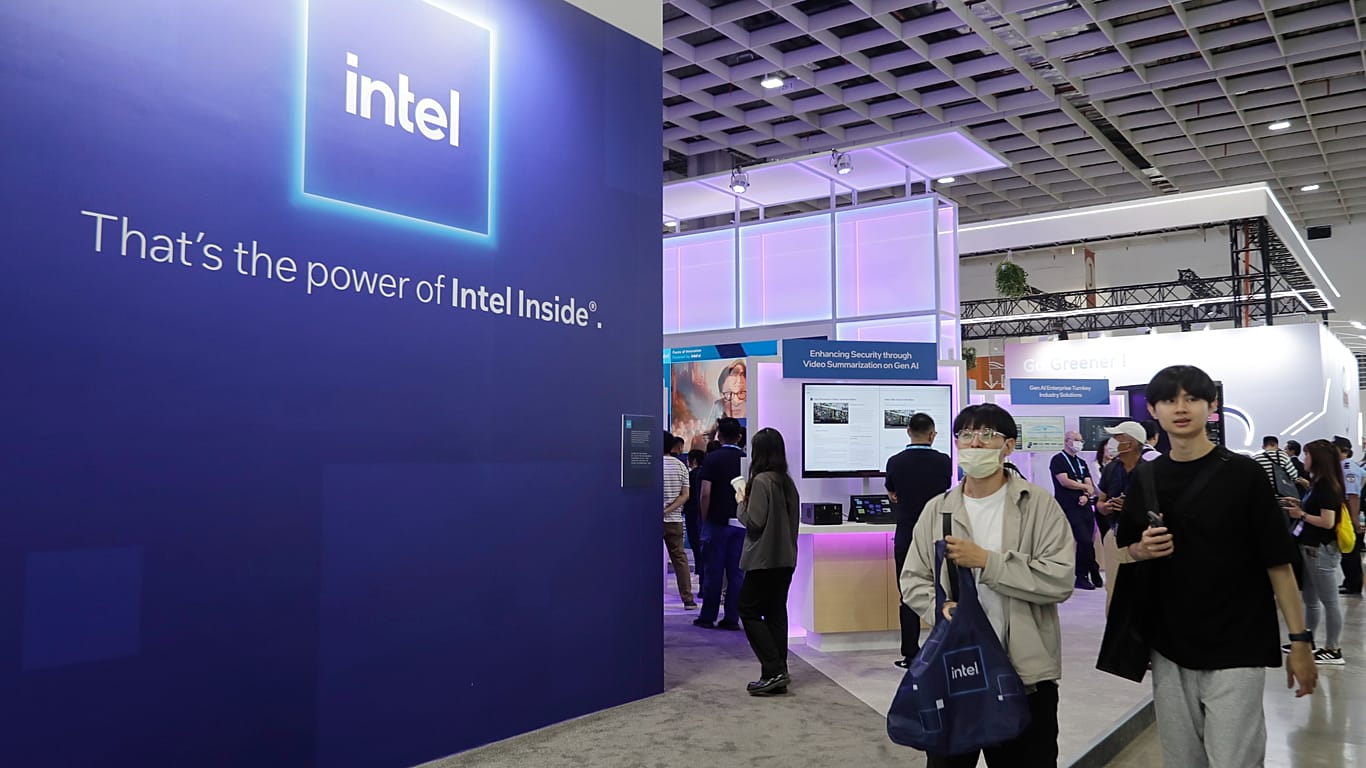 Japan's SoftBank continues US investment as it moves to gain 2% stake in chip maker Intel | Euronews