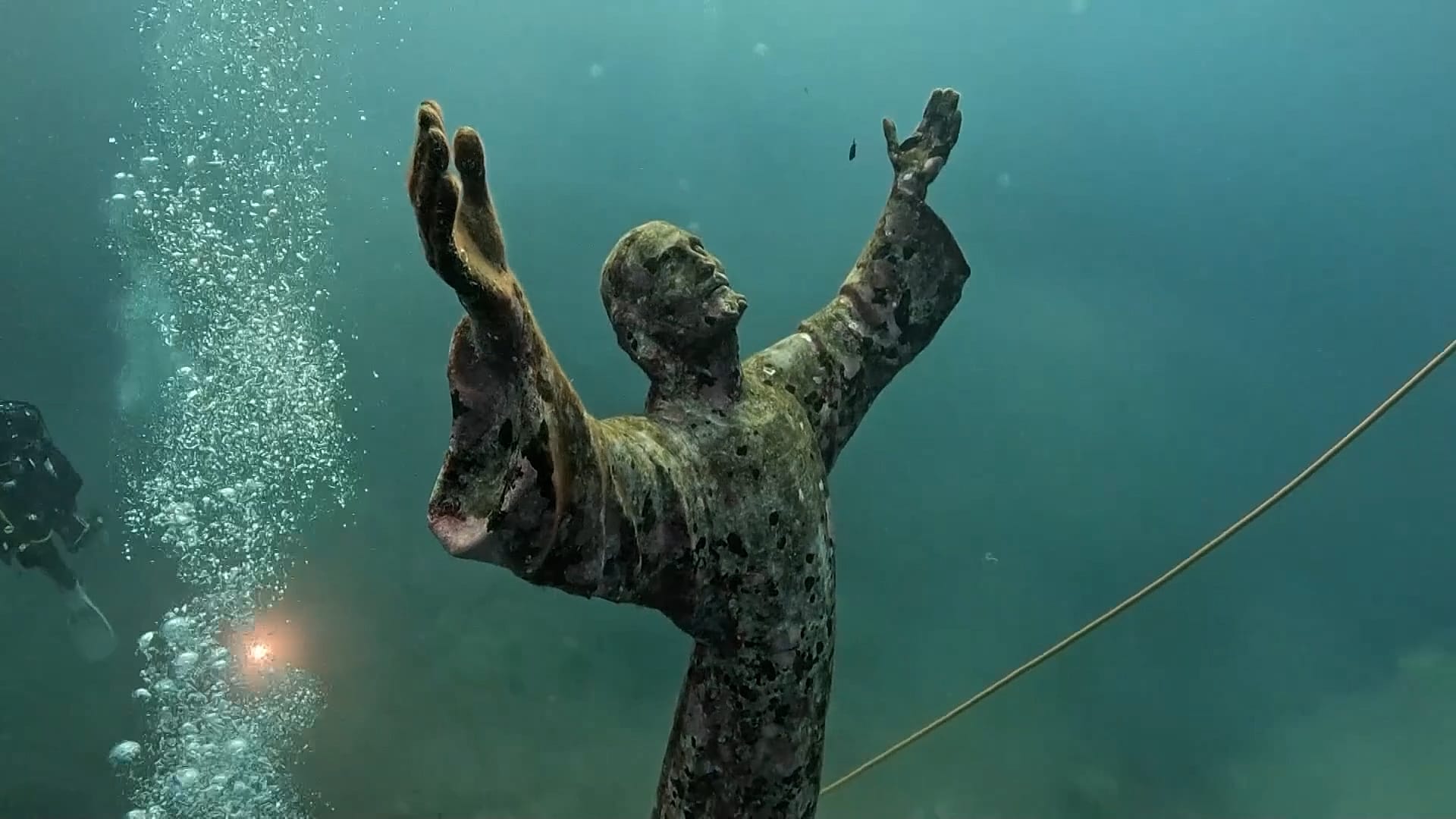 Video. Underwater Christ statue in Liguria cleaned by divers | Euronews