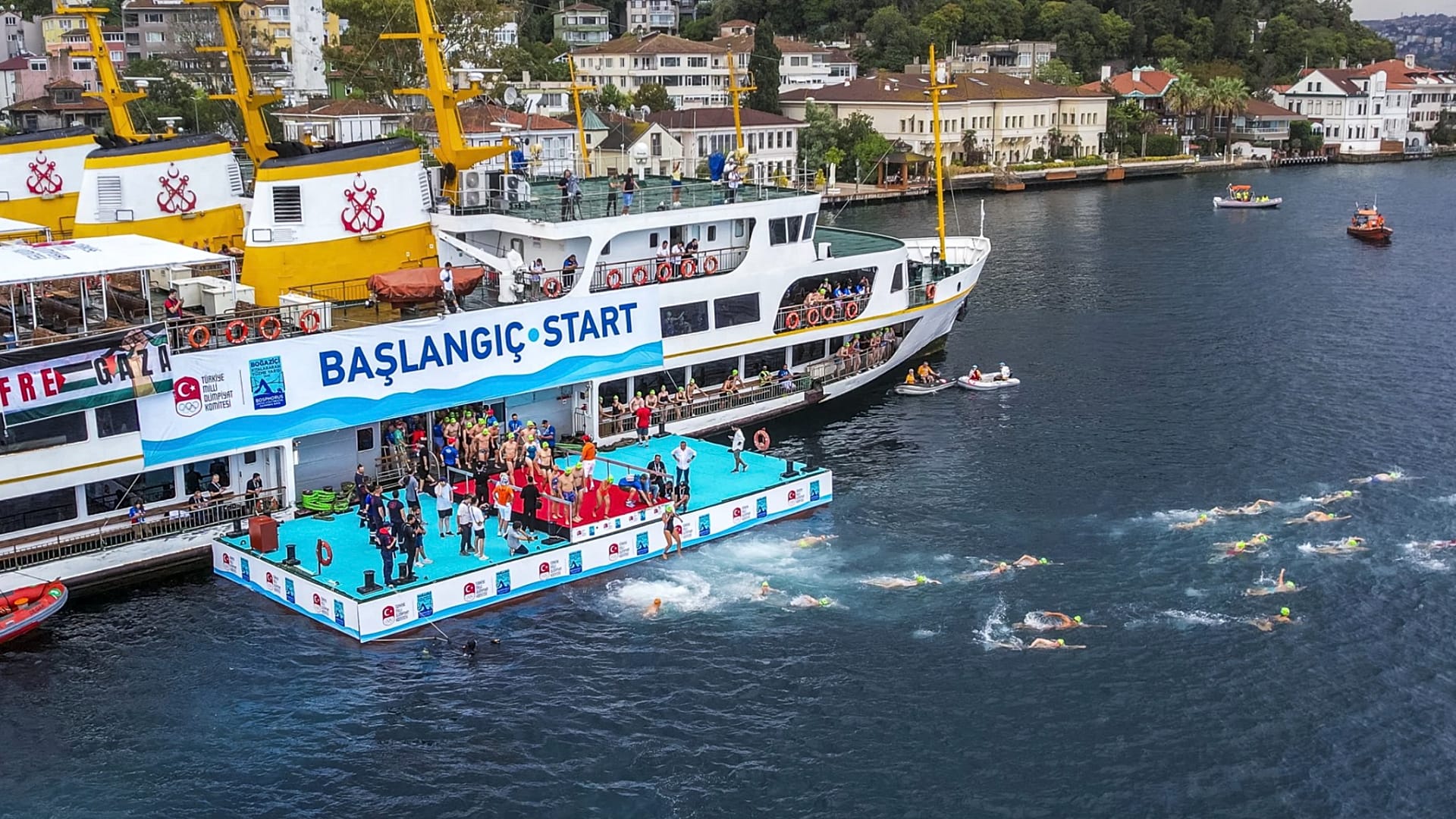 Rosyjski pływak zaginął na morzu podczas 37. Międzykontynentalnego Wyścigu Pływackiego Bosfor ...