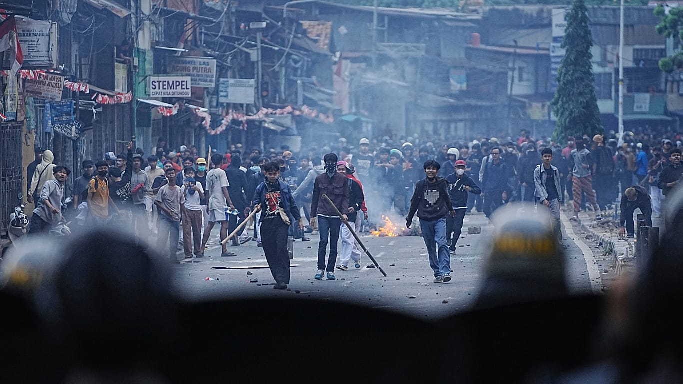 Video. Students clash with riot police in Jakarta over MPs’ housing ...