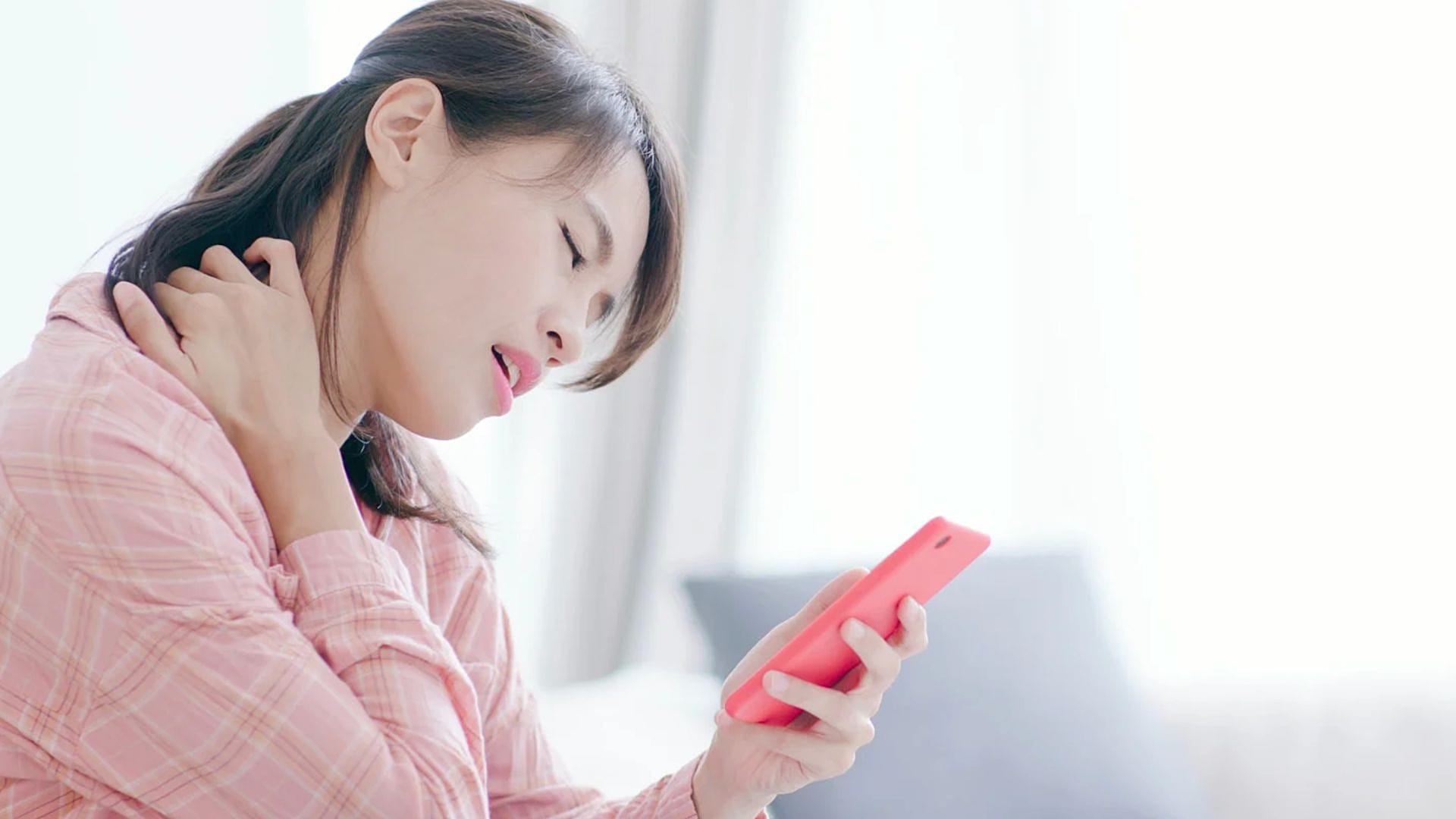 'Text neck': Are smartphones causing more harm to our bodies than we ...