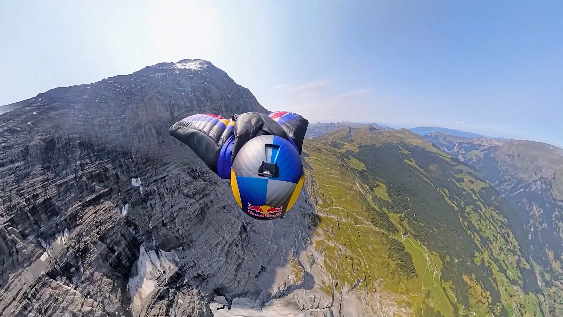 Vidéo. Nouvelles images montrent le record de wingsuit de Peter ...