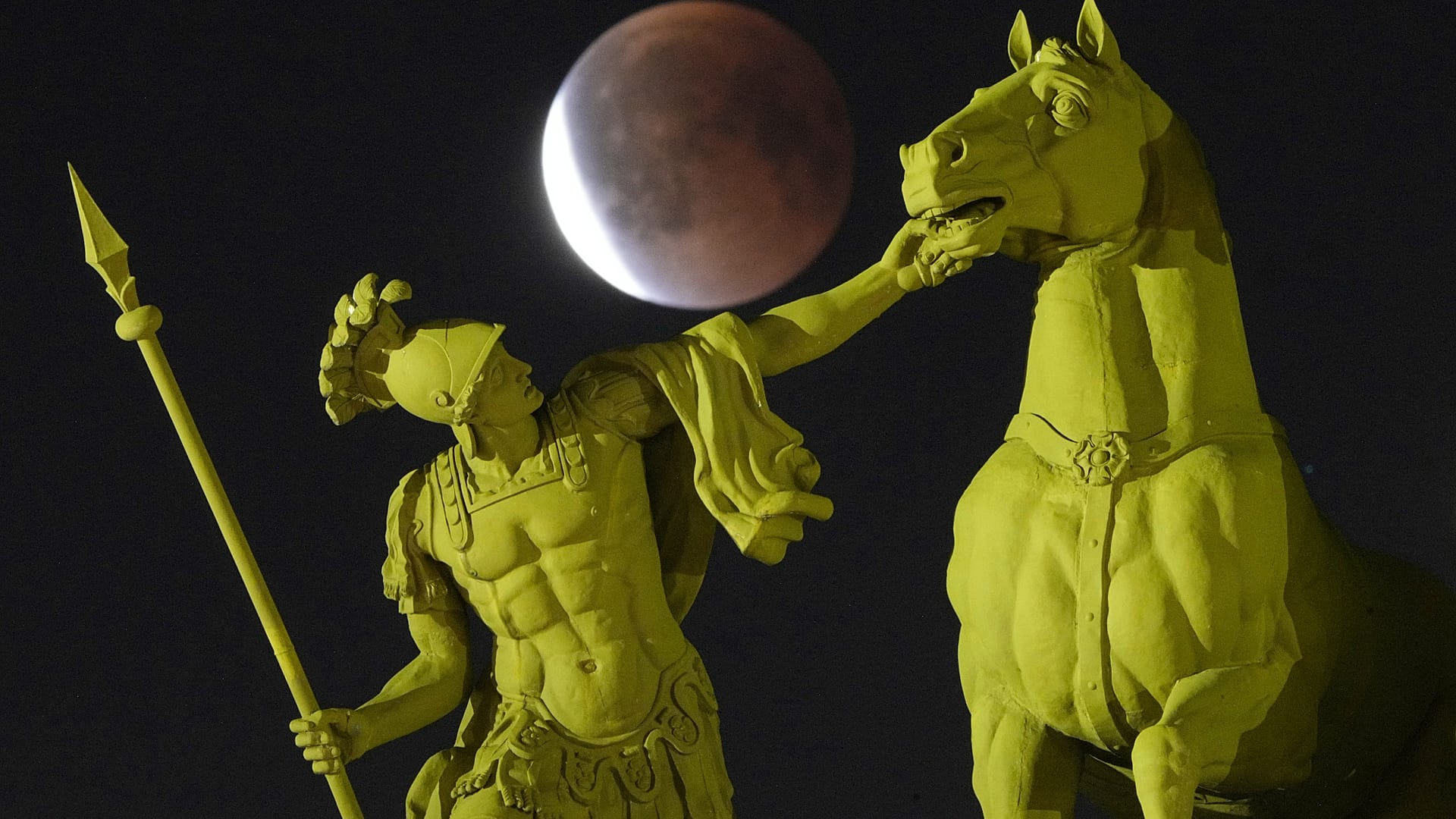 Blood Moon: the most beautiful images of the total lunar eclipse around ...