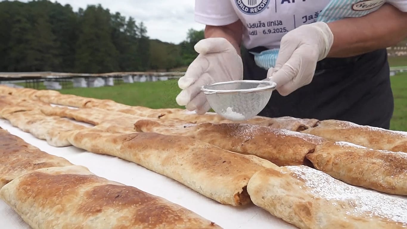Video. Jaškovo breaks own world record with longest strudel ever baked ...
