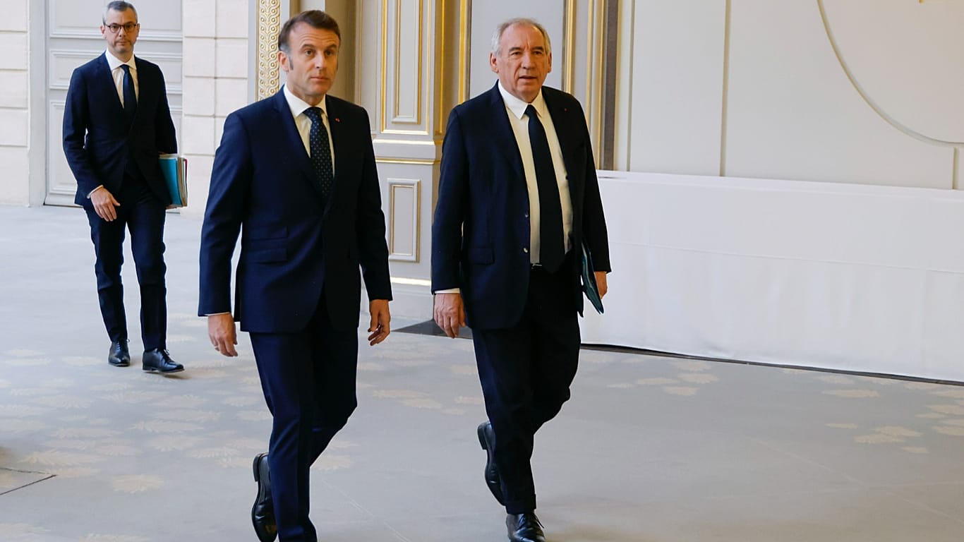 François Bayrou quitte l'Elysée après avoir remis la démission de son ...