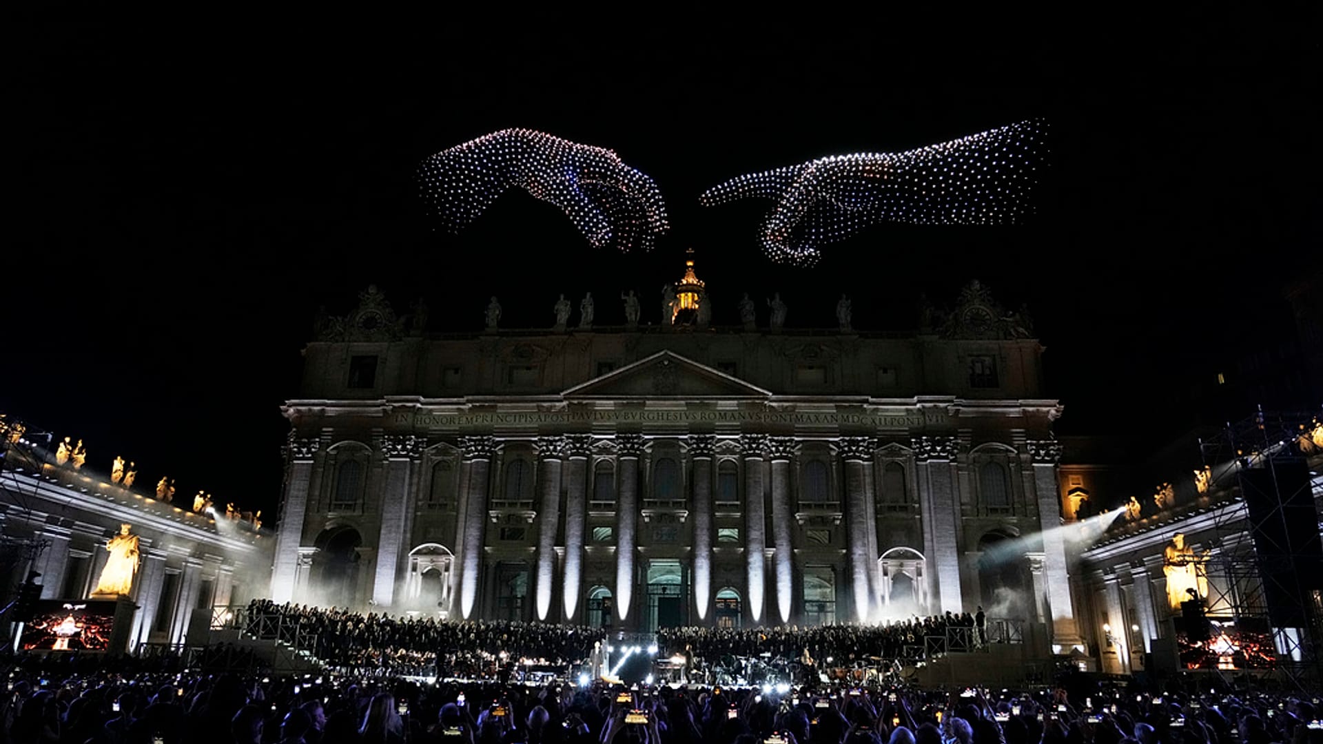 Vídeo. Milhares assistem a concerto de Bocelli e Pharrell no Vaticano ...