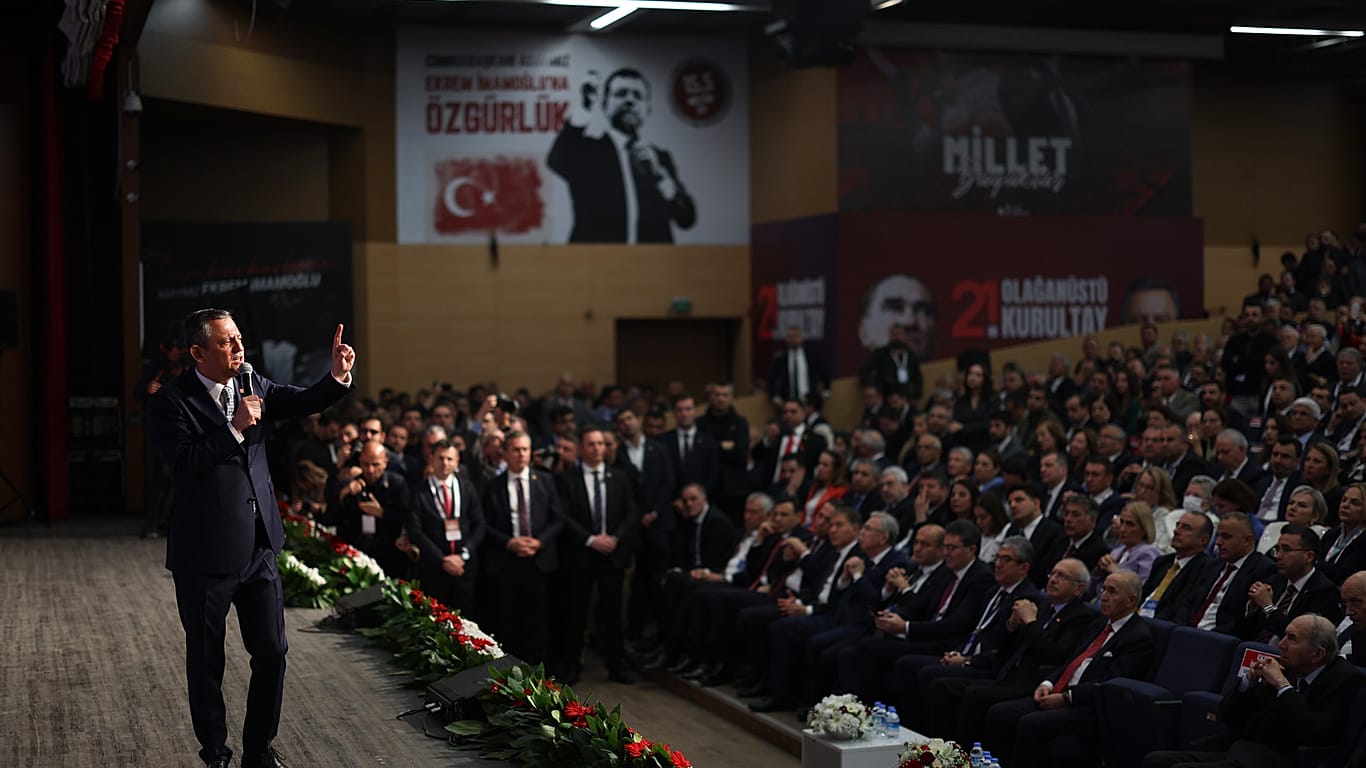 Özgür Özel ve ekibi, kurultaya gitme amacıyla CHP Parti Meclisi’nden ...
