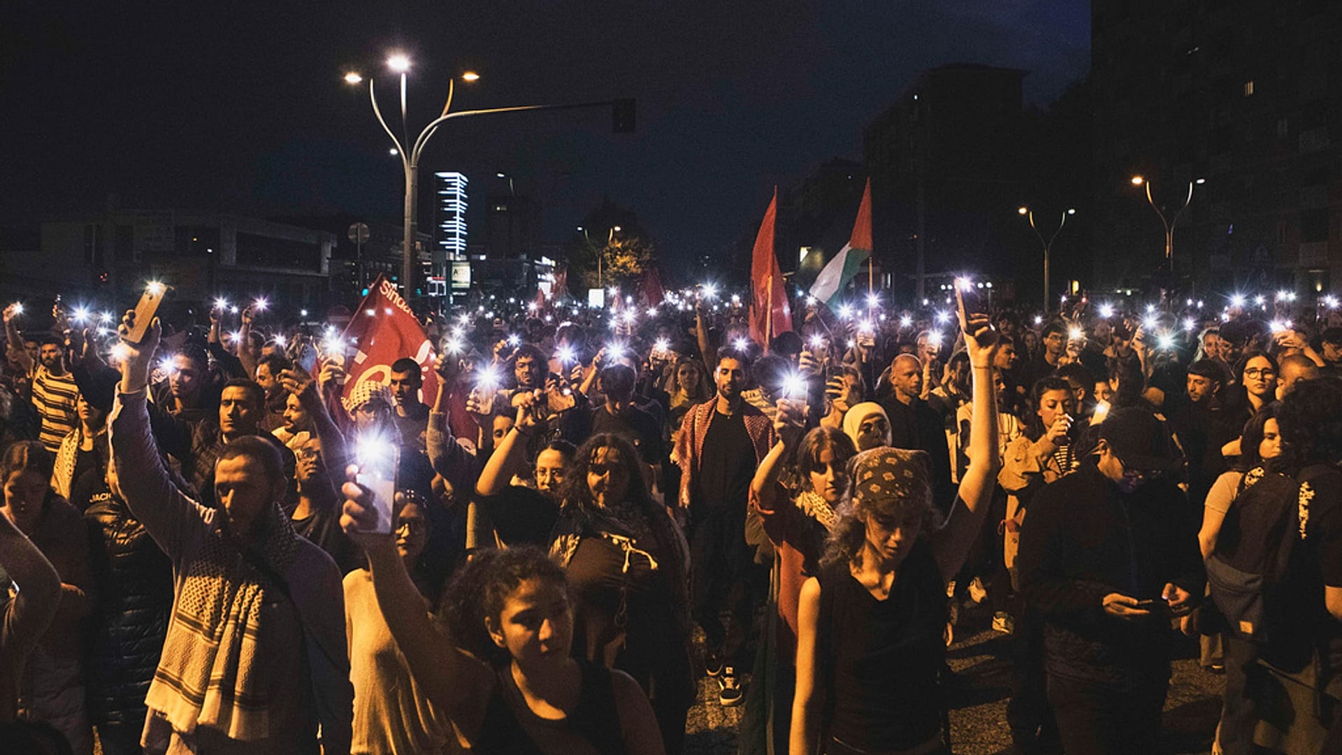 I manifestanti pro-Palestina bloccano la stazione di Porta Susa a ...