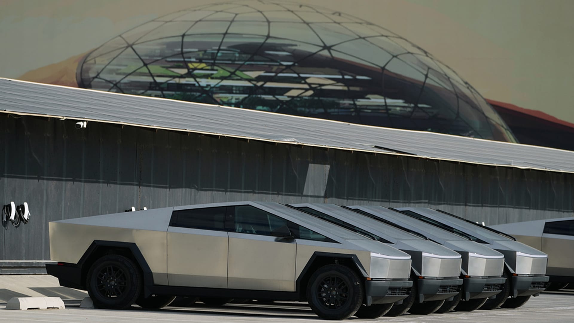 Tesla profits fall despite higher sales, hitting share price | Euronews