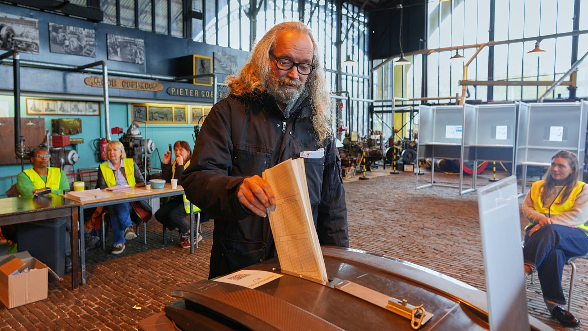 First results show neck-and-neck finish between liberals and far right ...