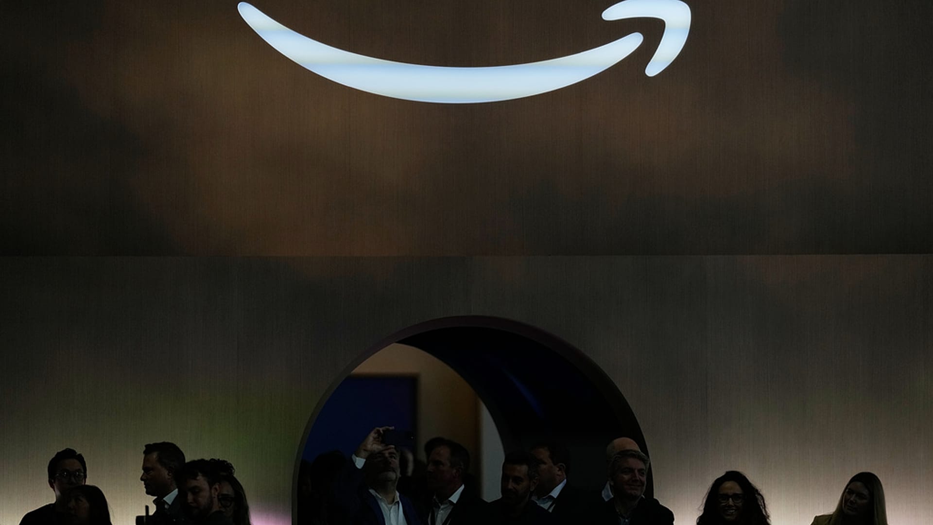 Amazon shares surge 13% on strong AI-driven cloud growth | Euronews
