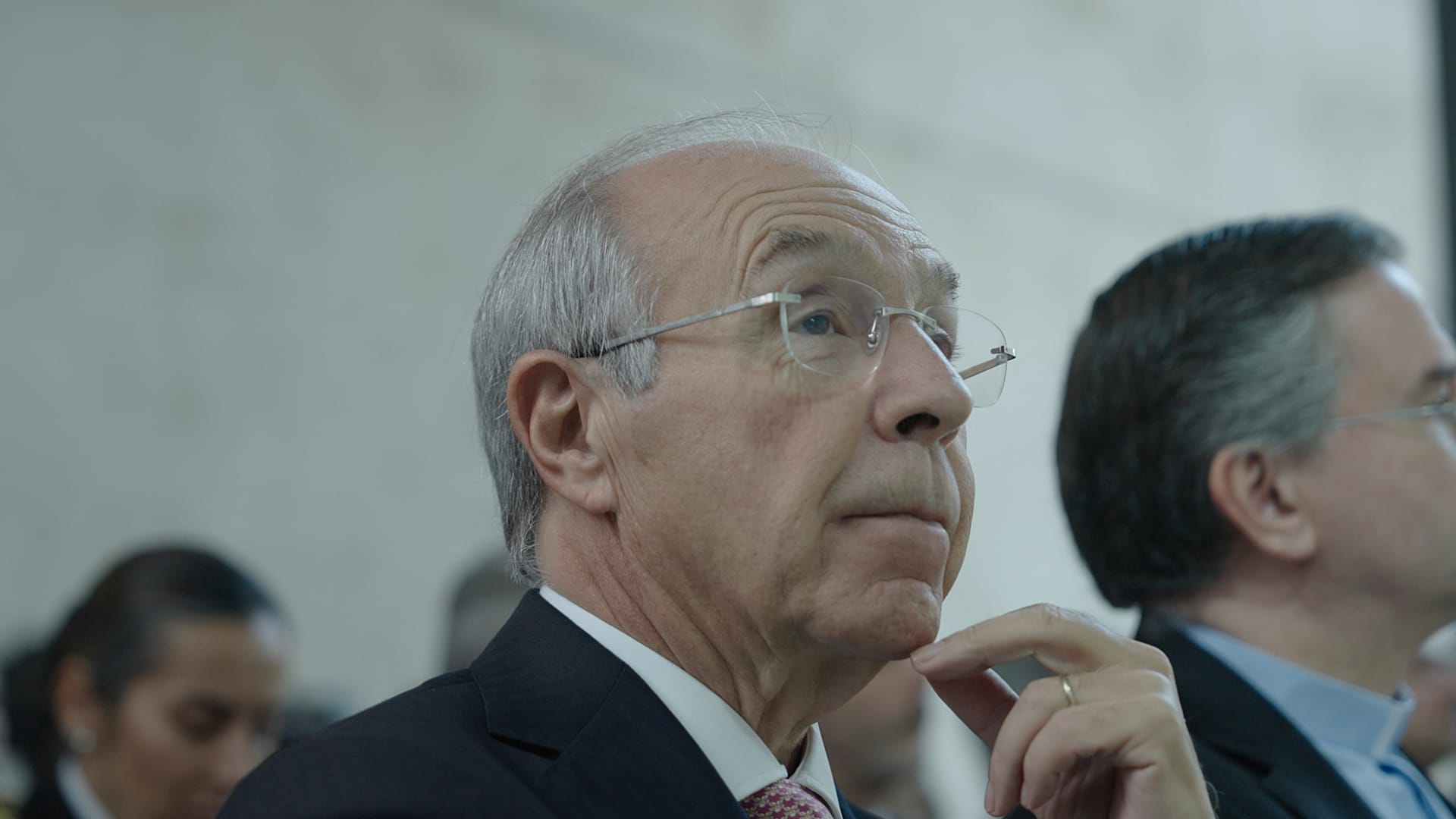 Sondagem coloca Marques Mendes e André Ventura na segunda volta das ...