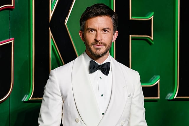 Jonathan Bailey élu homme le plus sexy du monde 2025 par le magazine ...
