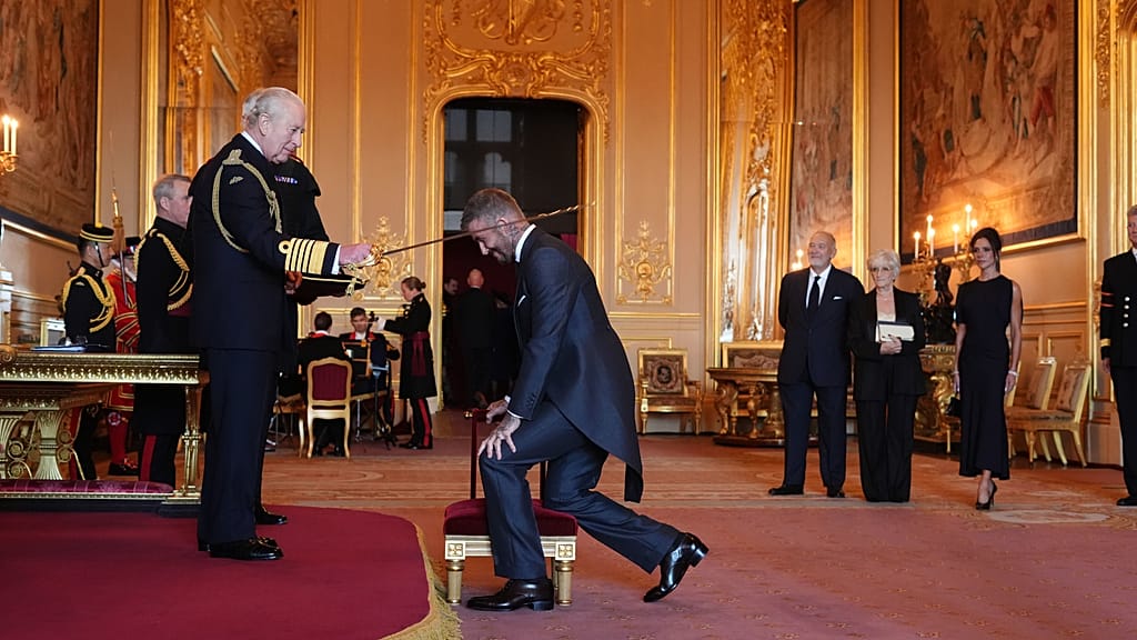Vidéo. David Beckham fait chevalier par le roi Charles III | Euronews