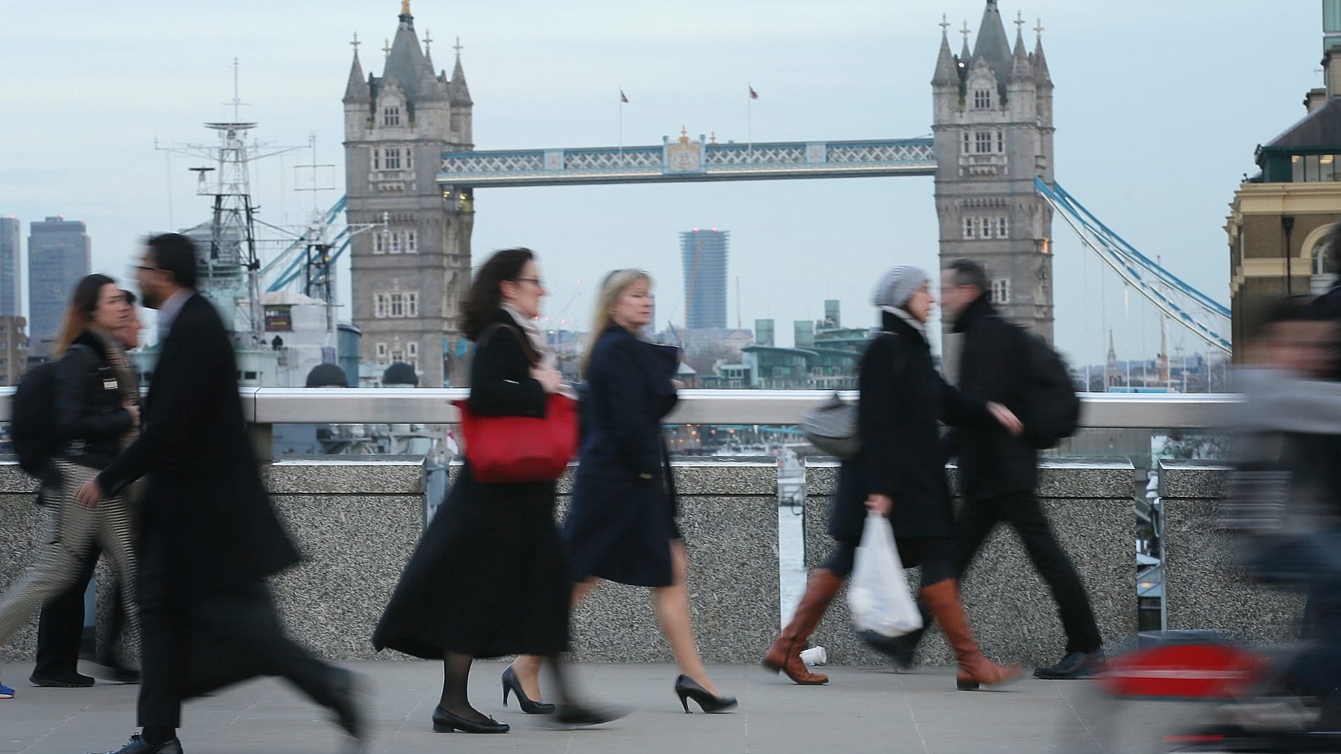 Casual is the new corporate: UK offices redefine workwear norms | Euronews