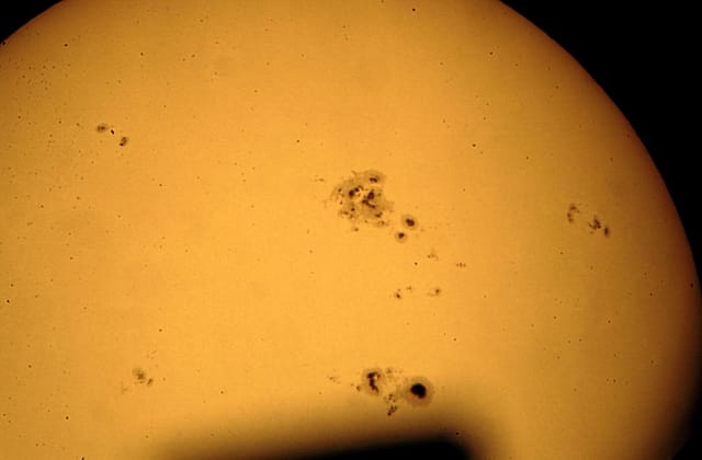 So groß wie 15 Erden: Sonnenfleck mit dem bloßen Auge erkennbar | Euronews