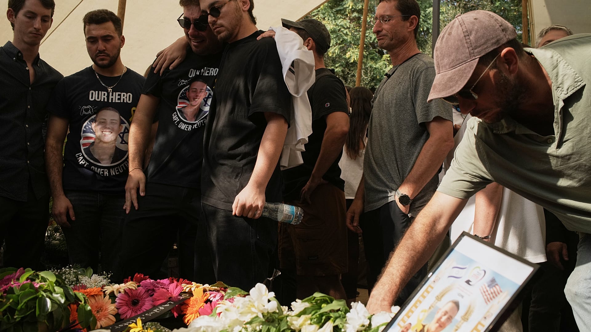 Video. Hundreds mourn Capt Omer Neutra in Israel after return from Gaza ...
