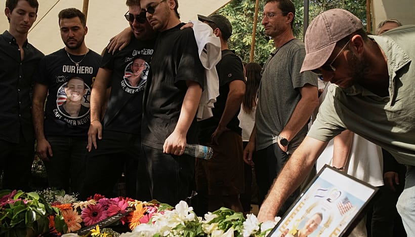 Video. Hundreds mourn Capt Omer Neutra in Israel after return from Gaza ...