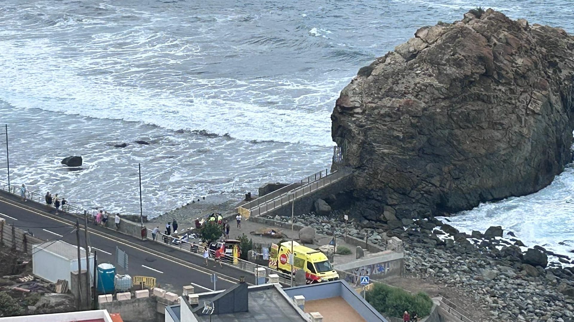 Vídeo. Tres muertos y al menos 15 heridos por olas gigantes en Tenerife ...