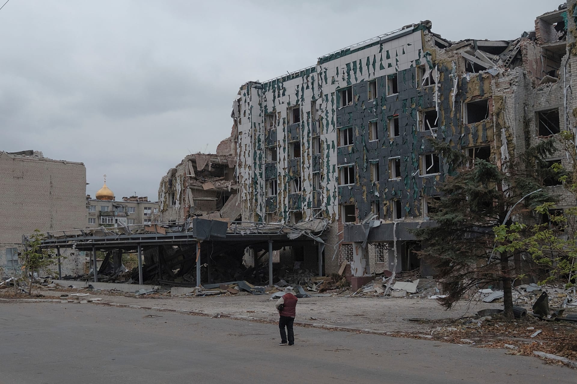 Ukrainian forces hold ground in Pokrovsk amid intense Russian assault ...
