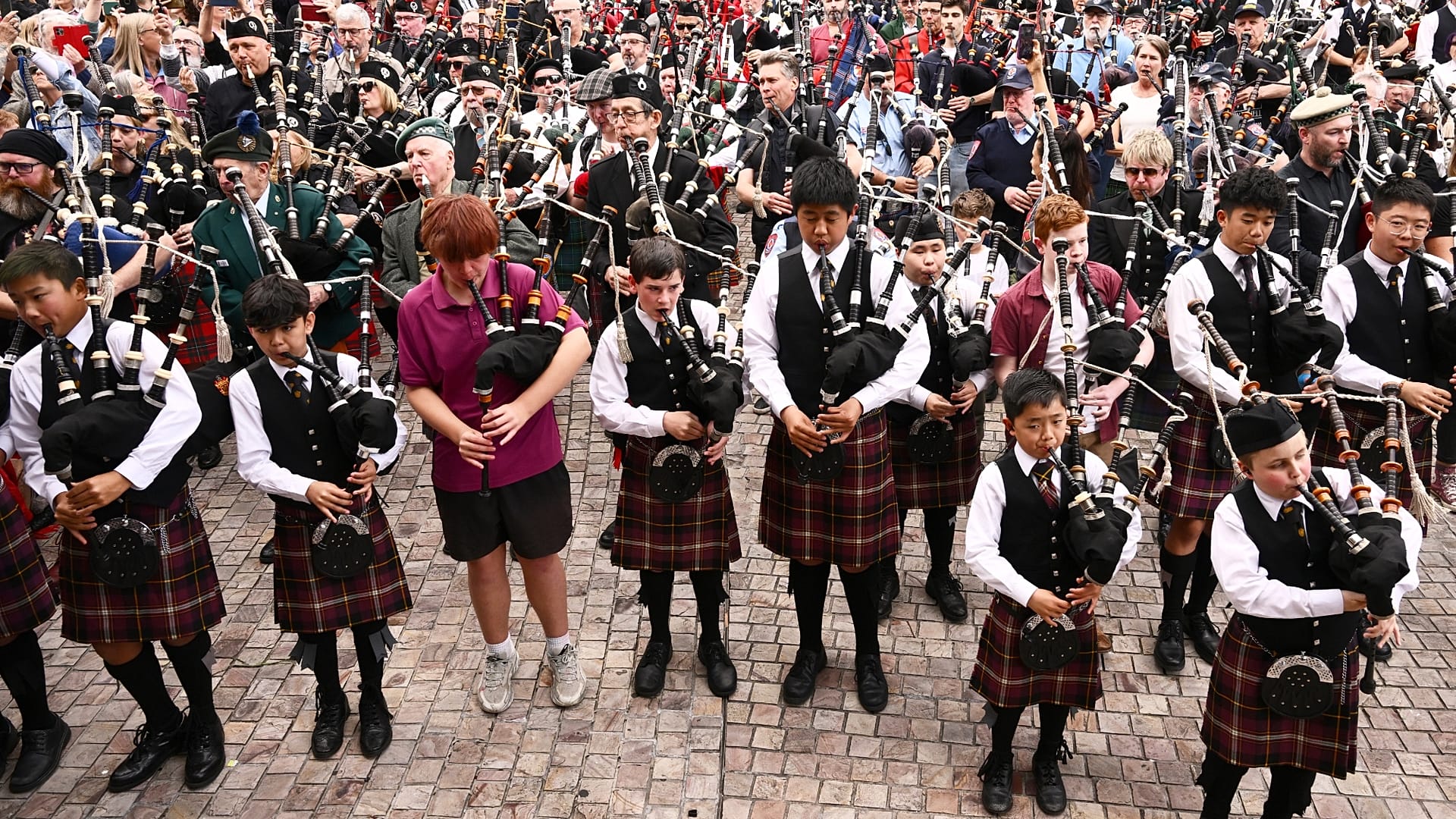 Video. Bagpipers in Melbourne set world record with AC/DC performance ...
