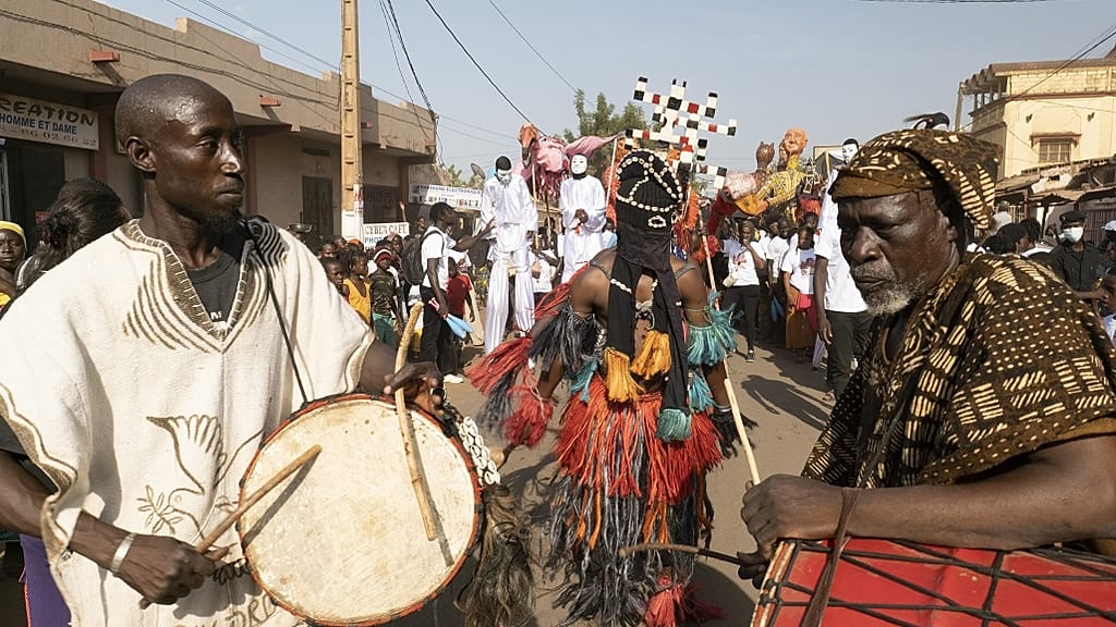 Mali: amidst adversity, Bamako's puppets bring joy to the streets ...
