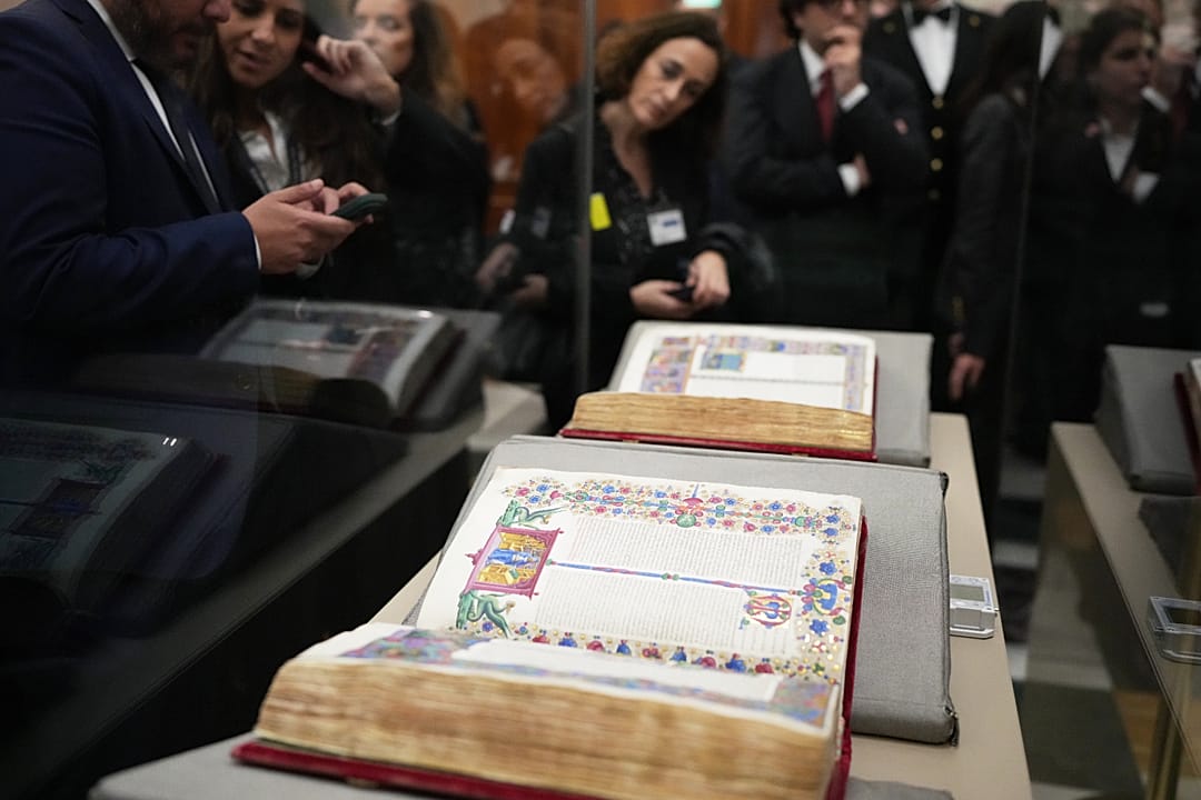 Take a look inside the ‘Mona Lisa Bible’ as it goes on display in Rome ...